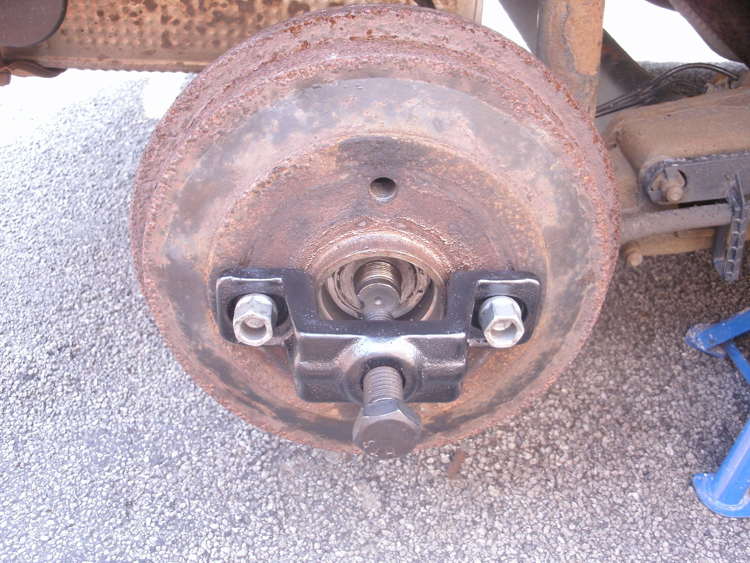 Replacing Rear Brake Shoes and Brake Cylinder on an '06 Citroen C3 : 5 ...