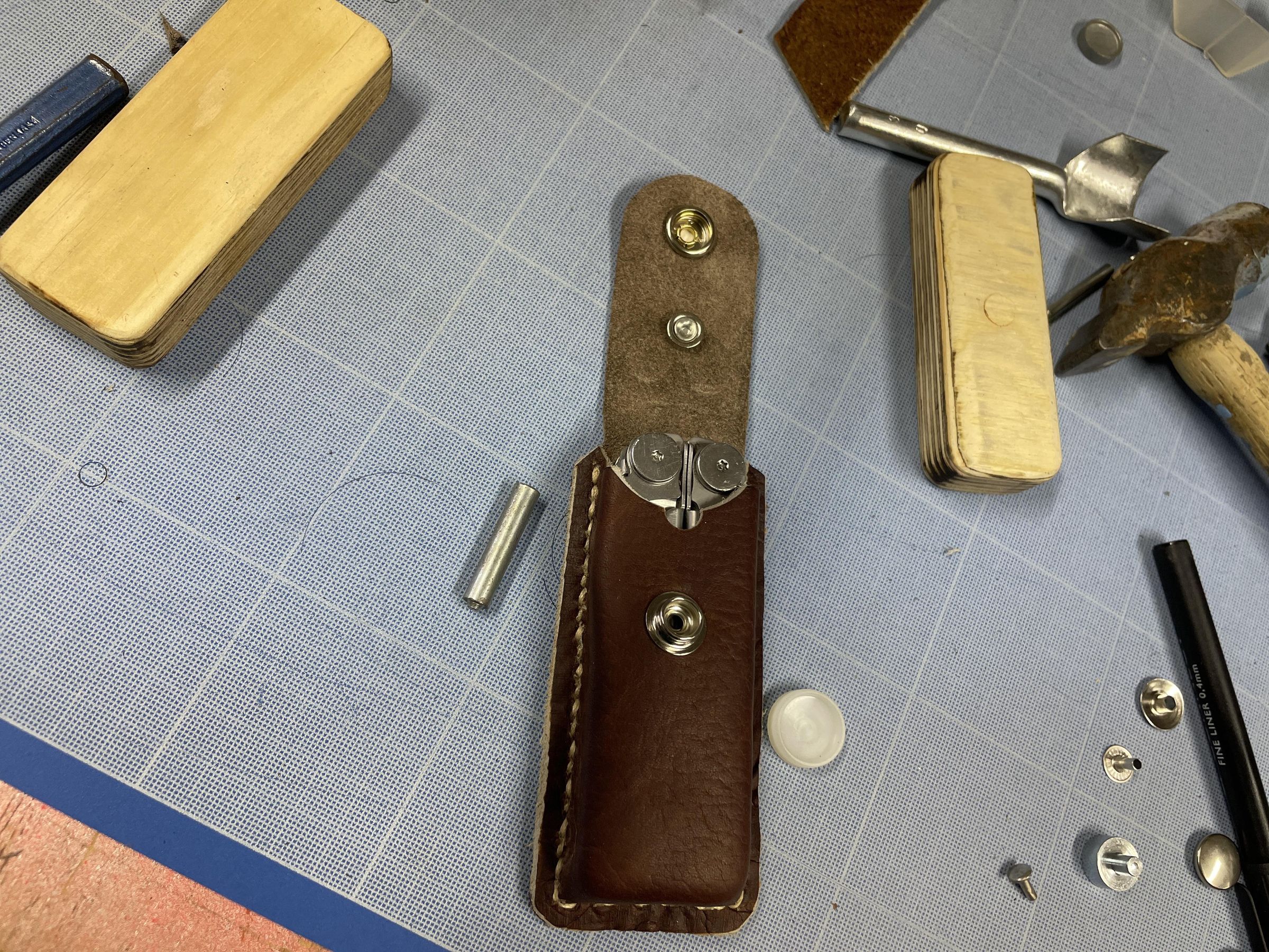 Leatherman Horizontal Sheath : 12 Steps (with Pictures) - Instructables