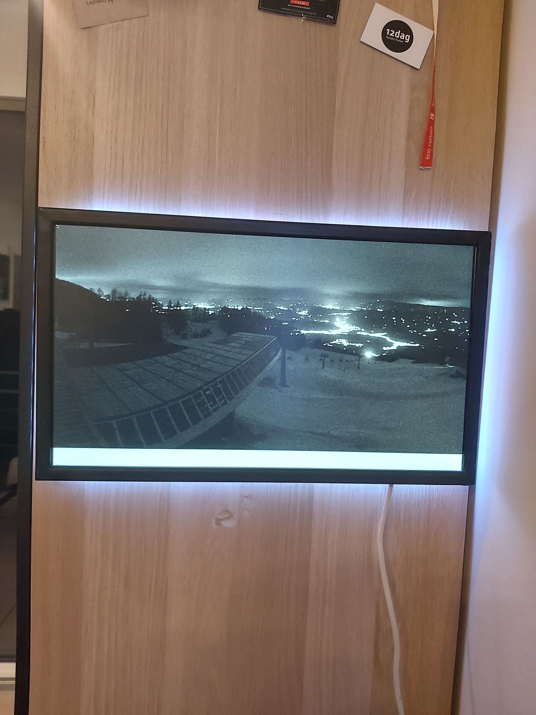 Info Screen // Reuse Your Old Monitor Creatively : 5 Steps - Instructables