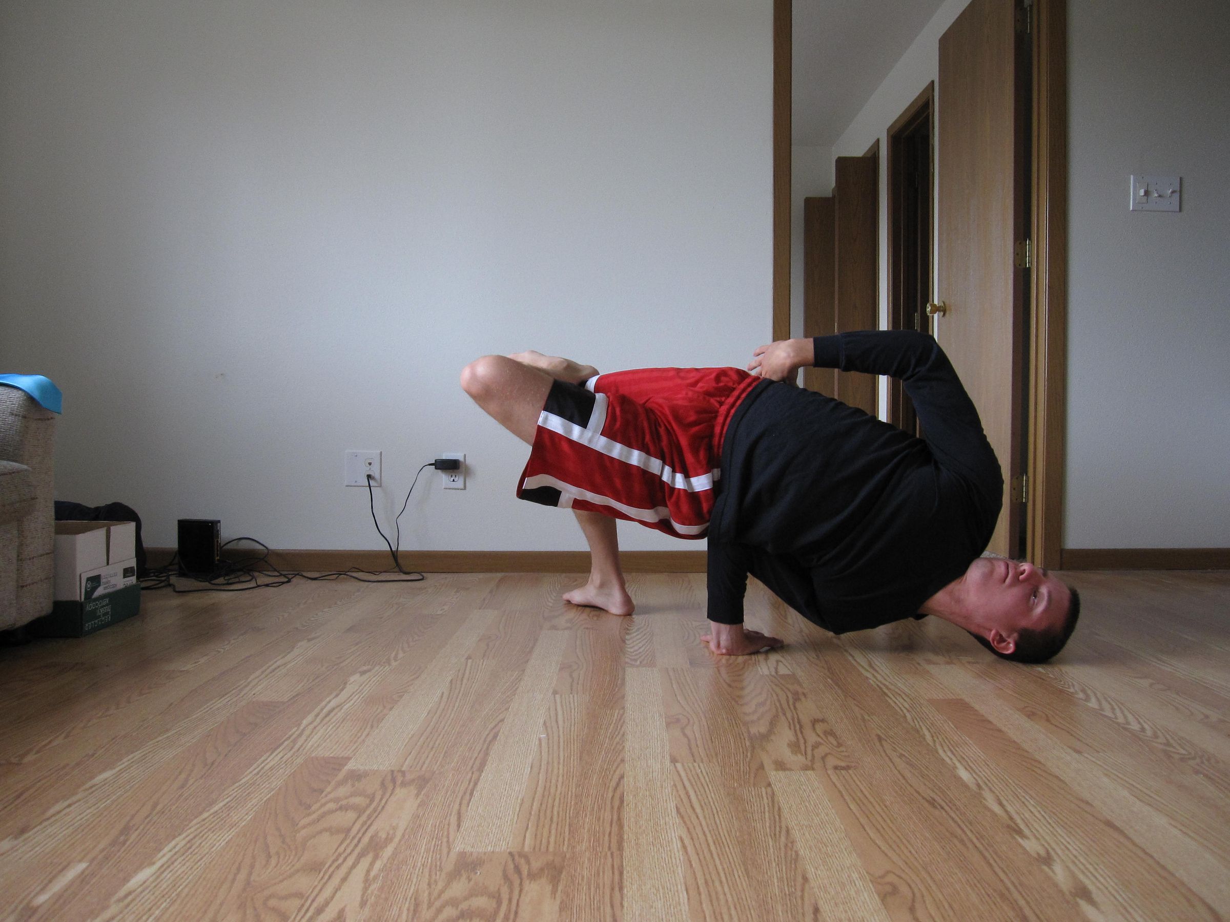 Learn Basic Breakdancing Freezes and Footwork : 5 Steps (with Pictures ...