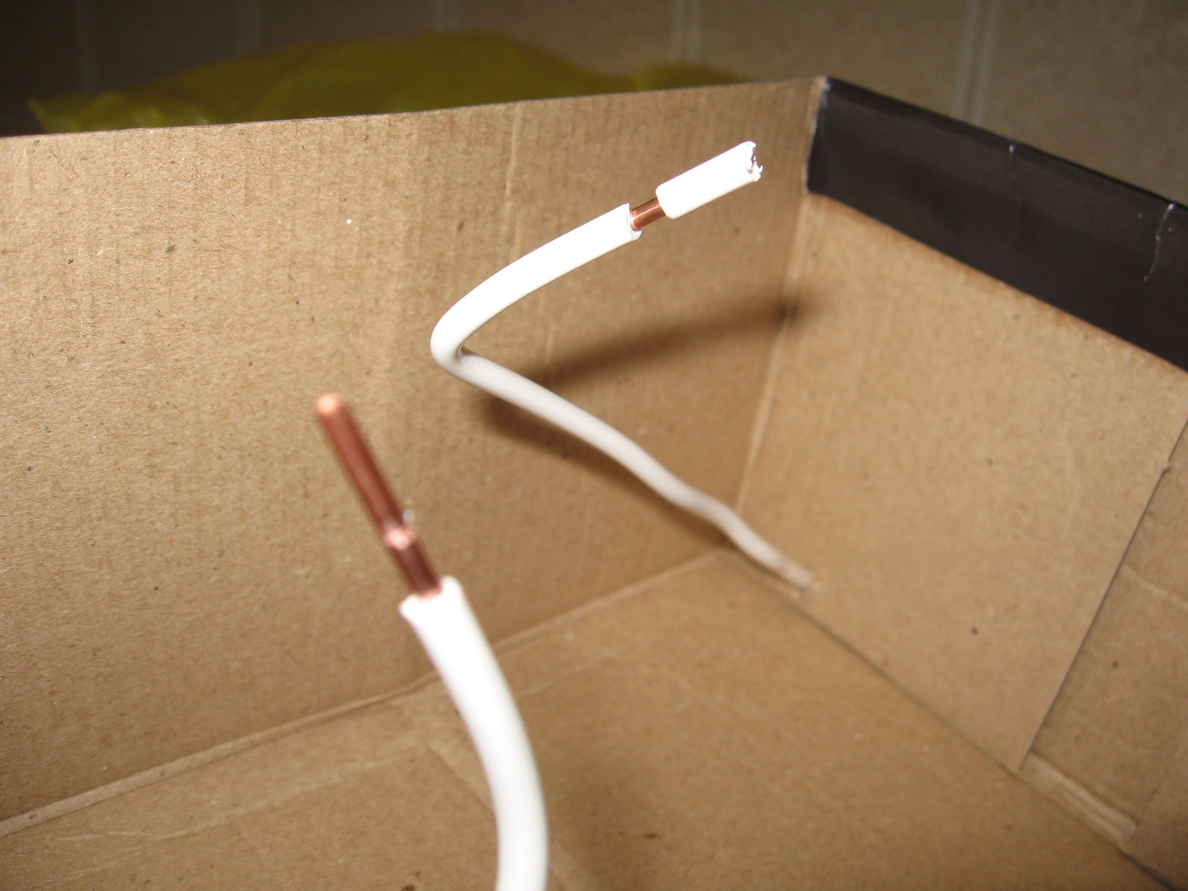 Simple and Cheap UHF Antenna (Folded Dipole / Bowtie) : 3 Steps ...