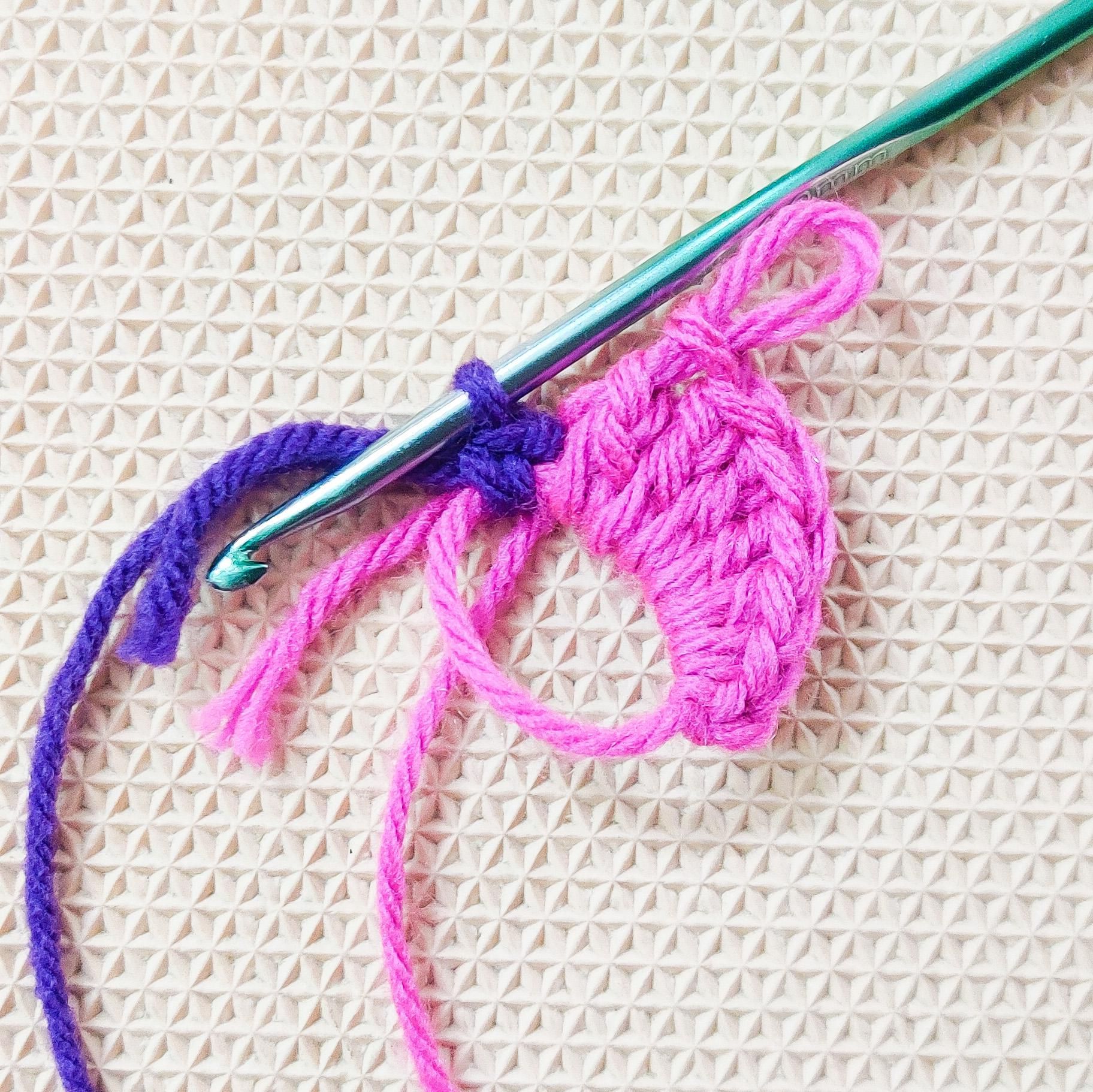 How to Make a Solid Two Color Spiral Crochet Circle : 8 Steps (with ...