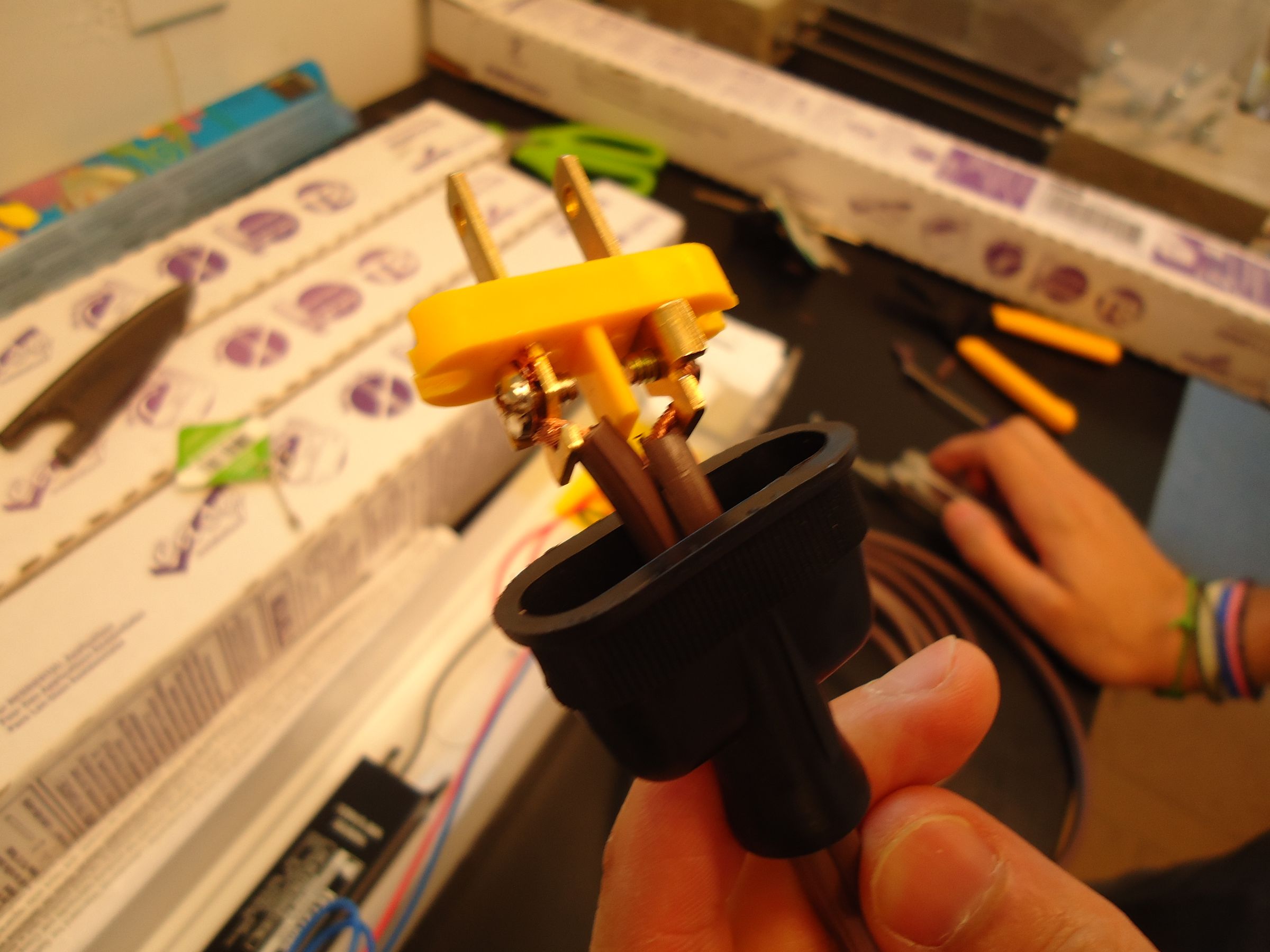 Biomonstaaar's Fluorescent Lights : 10 Steps - Instructables