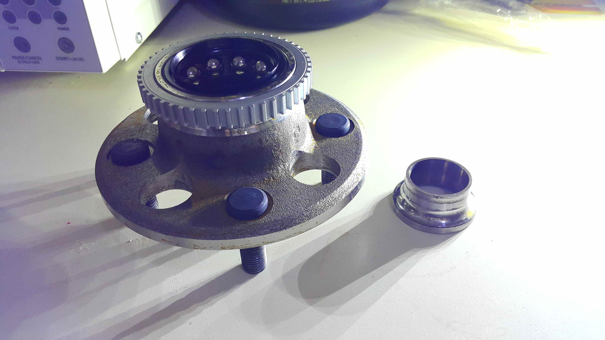 Regreasing a Rear Wheel Bearing - Honda Civic 1999. : 4 Steps (with ...