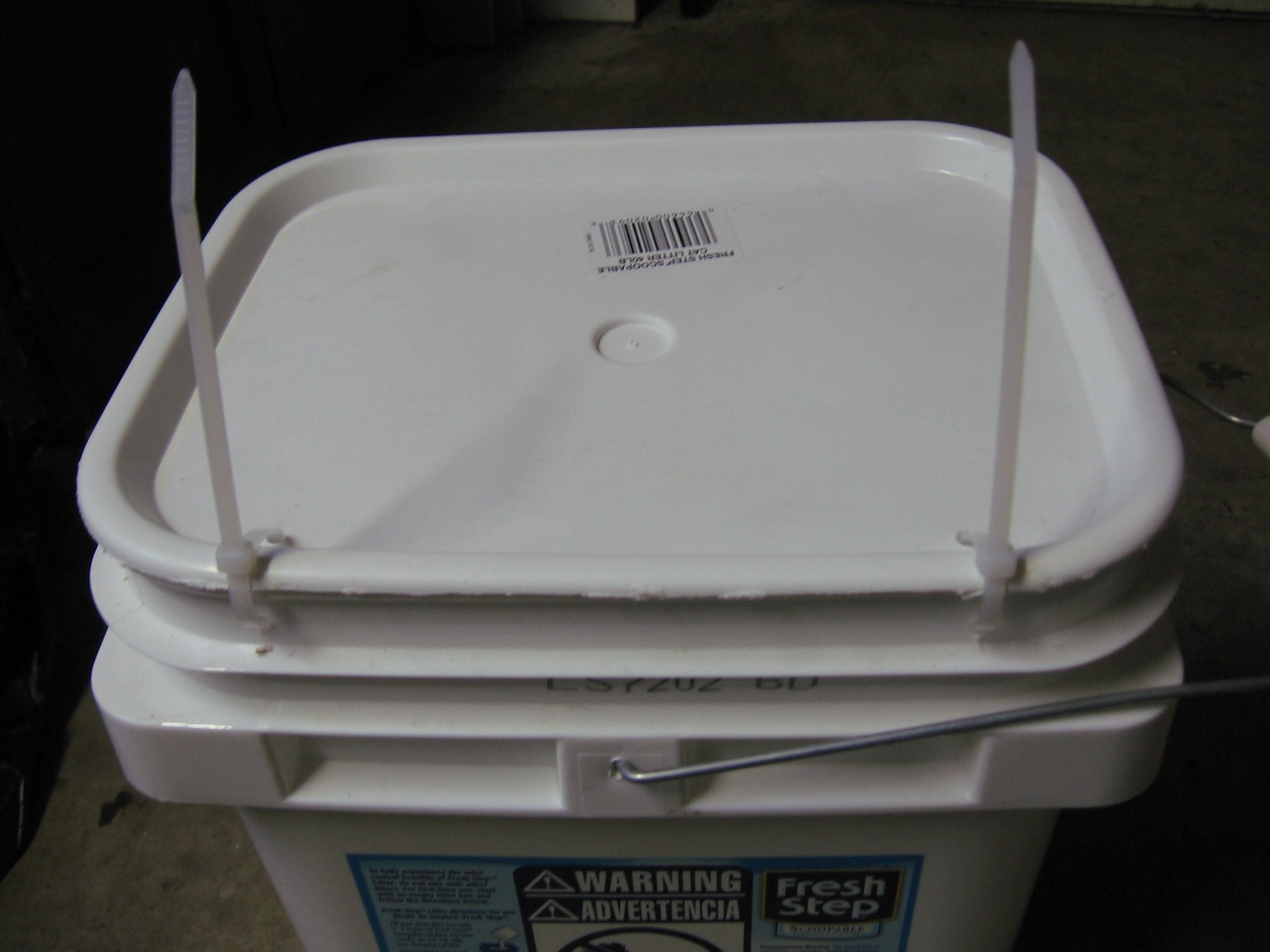 Simple Hinged Lid for a 5 Gallon Bucket : 5 Steps - Instructables