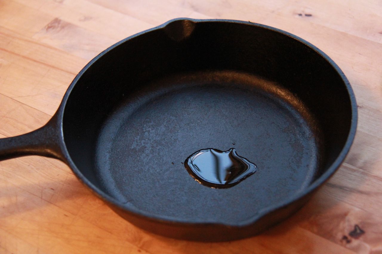 Best Way to Season Cast Iron Pans - Flax Seed Oil : 6 Steps (with ...
