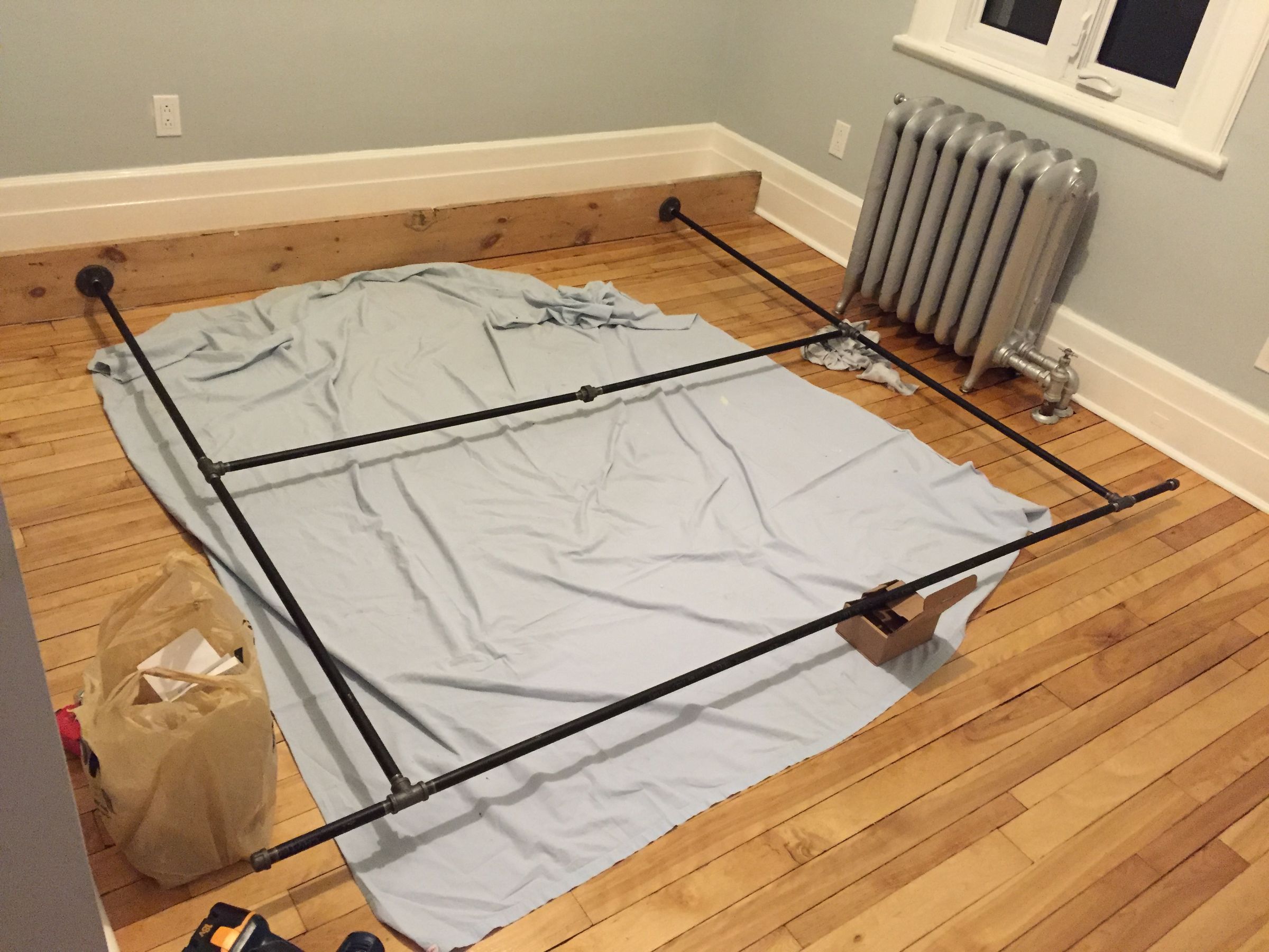 Black Iron Pipe Garment Rack : 5 Steps (with Pictures) - Instructables