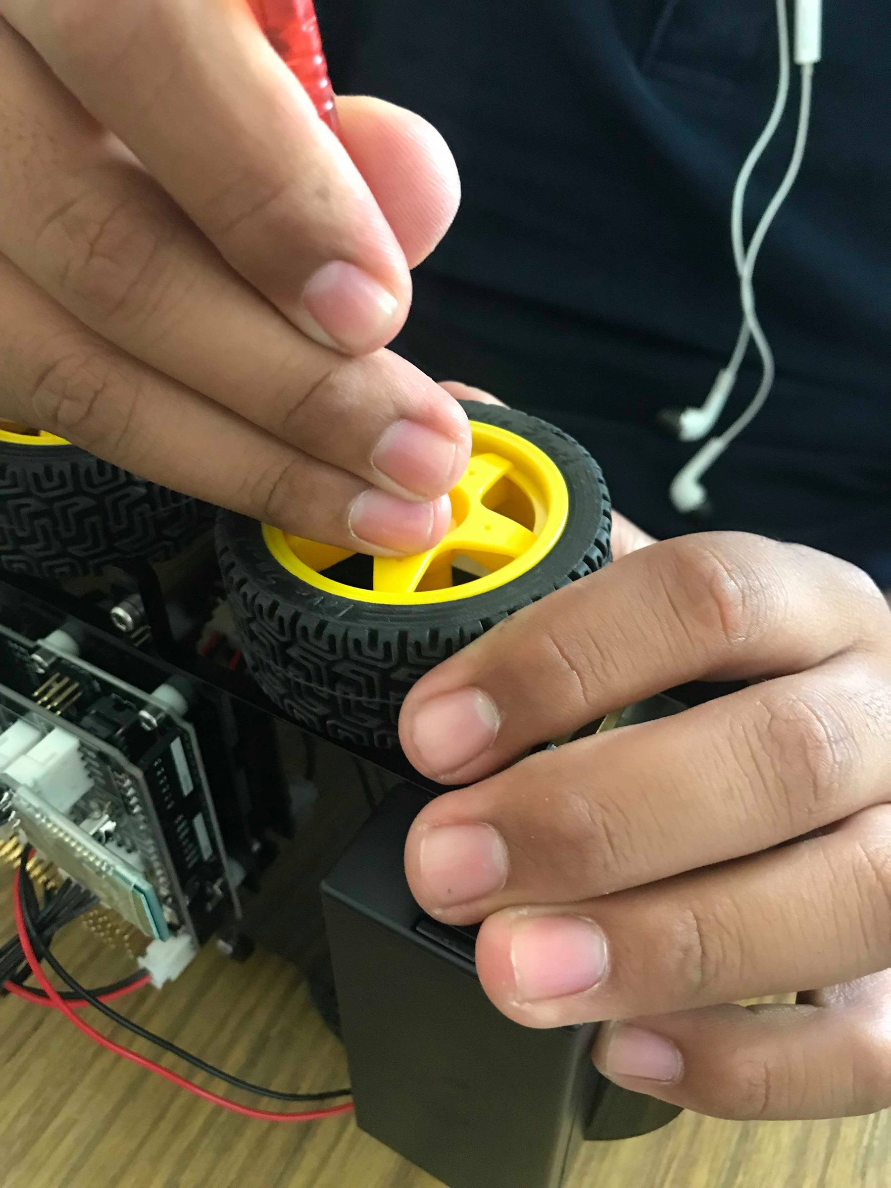Como Poner Llantas Y Conectar Componentes En Carro Arduino : 3 Steps ...