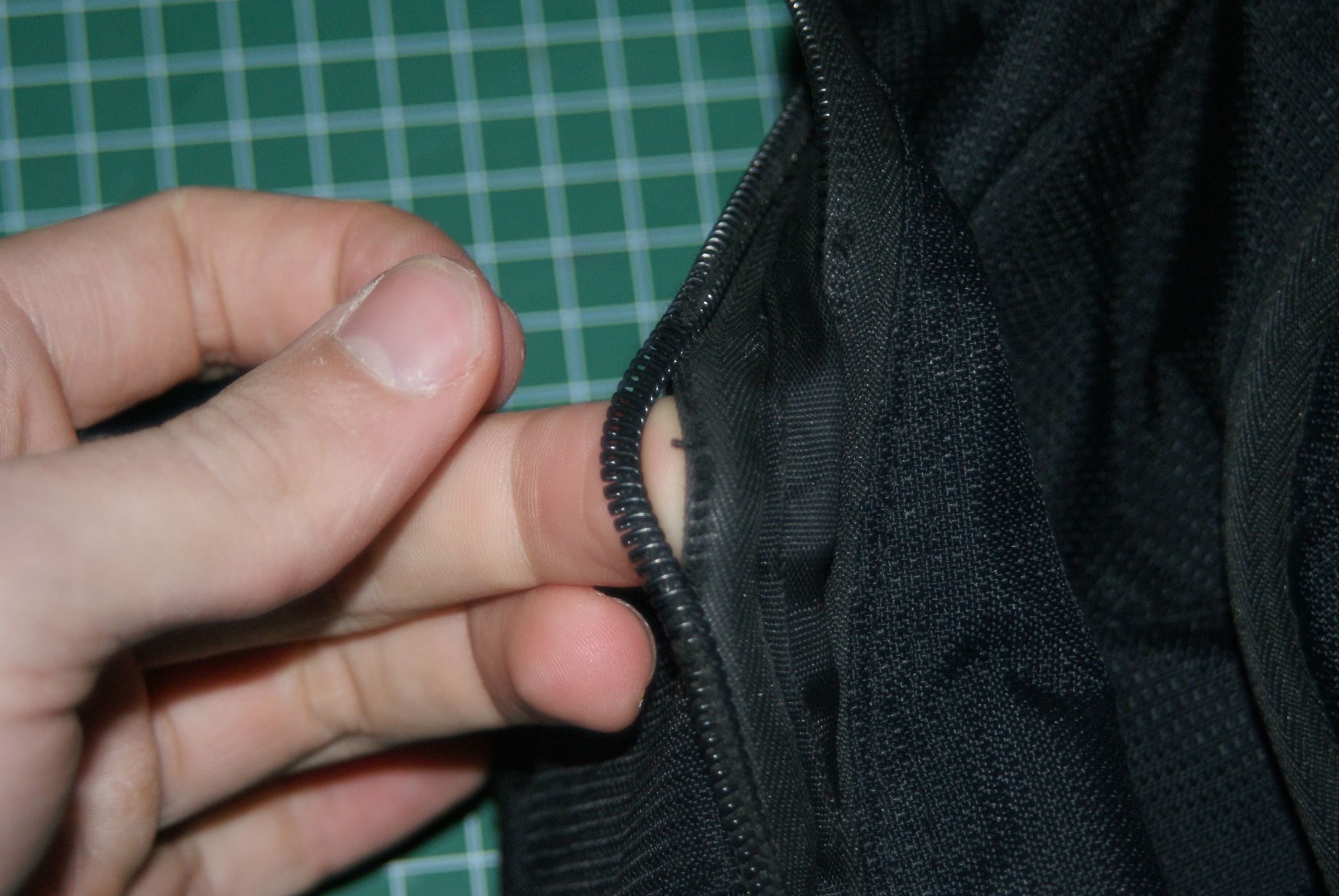 Repairing a Zipper (cheap) : 5 Steps - Instructables