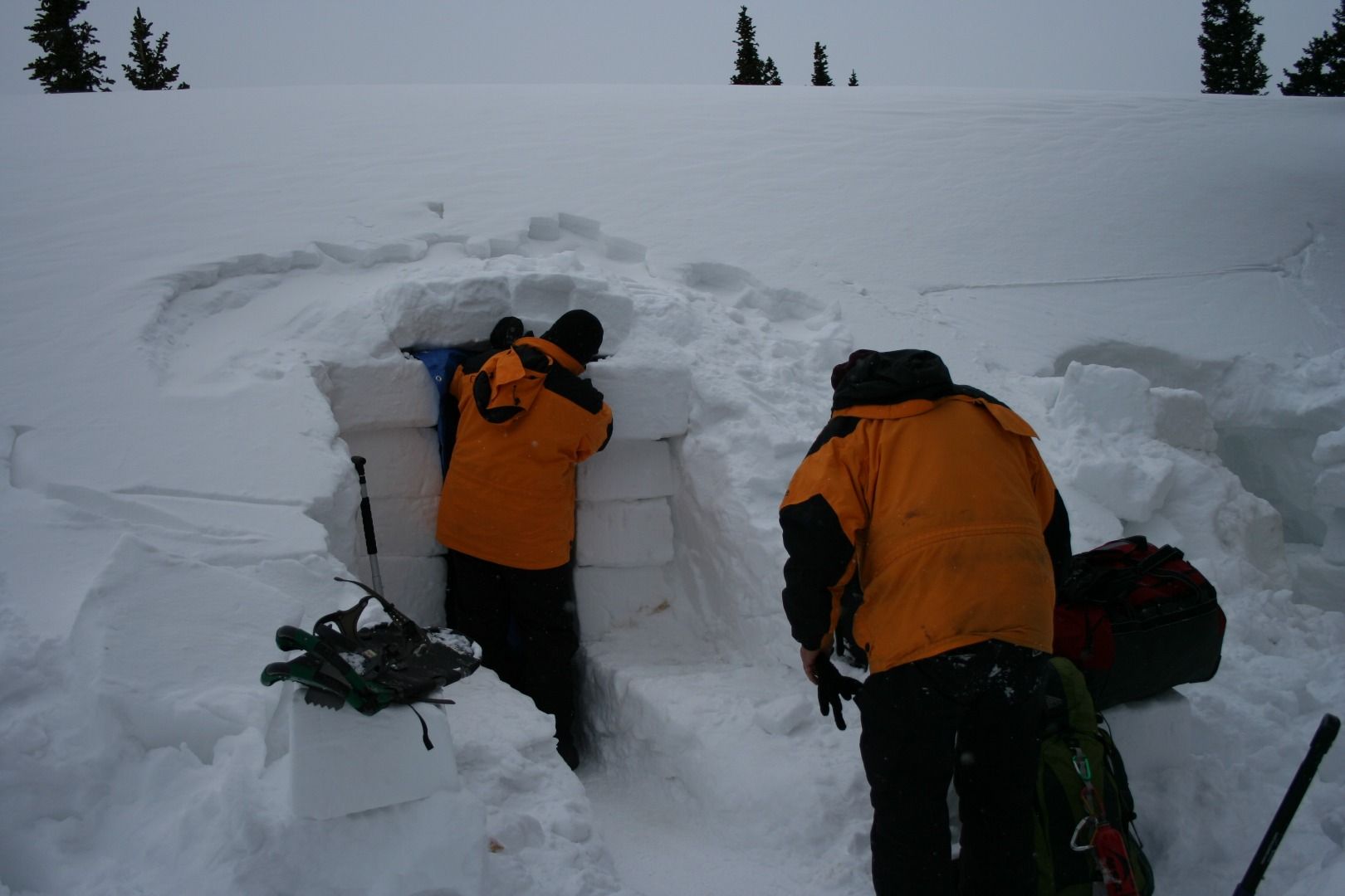 How to Build a Snow Cave for Winter Survival : 5 Steps (with Pictures ...