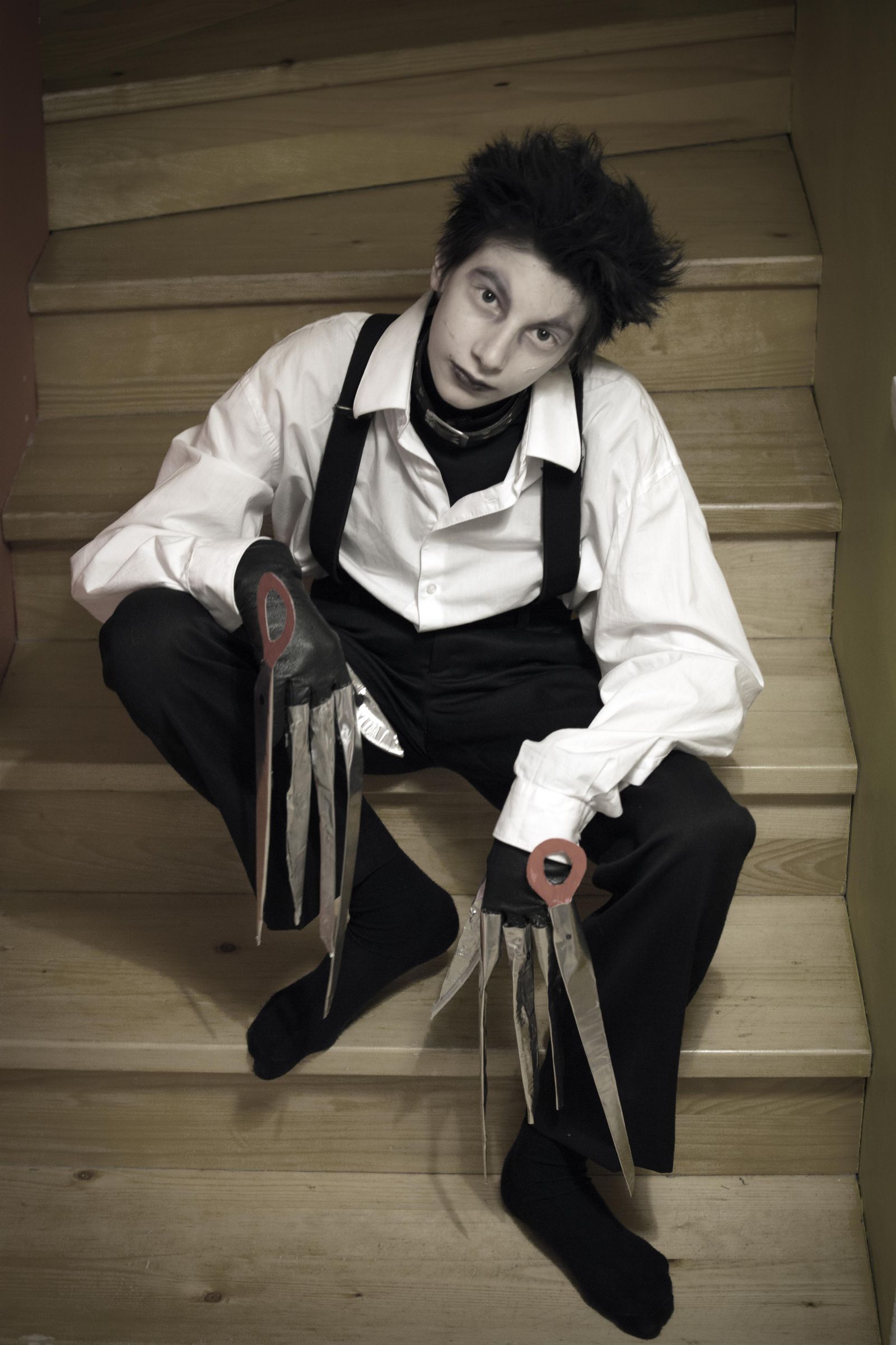 Edward Scissorhands Costume and Hand Prop : 4 Steps - Instructables