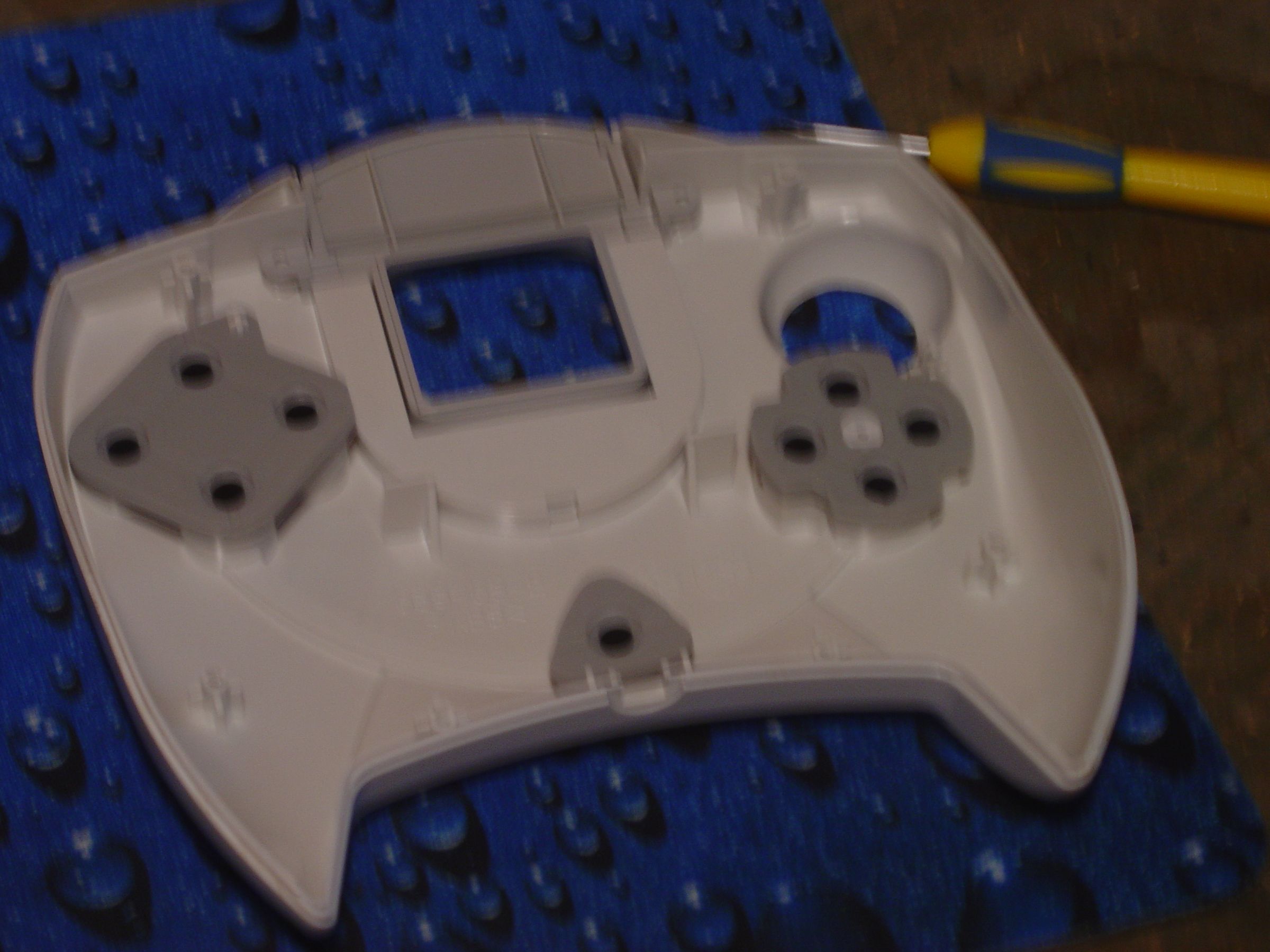 Cleaning a Dreamcast Controller : 5 Steps - Instructables