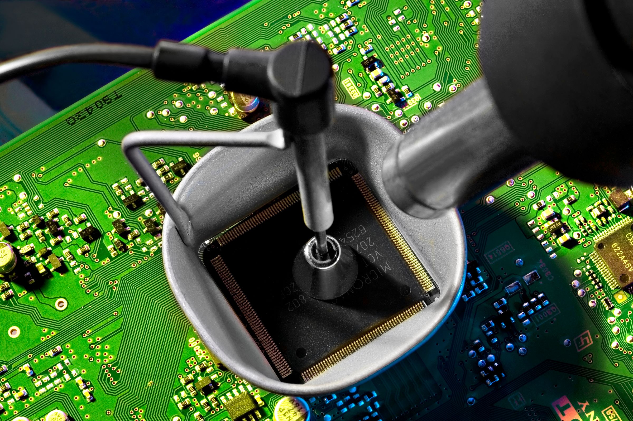 Quad Flat Pack Surface Mount Chip: Removal : 5 Steps - Instructables