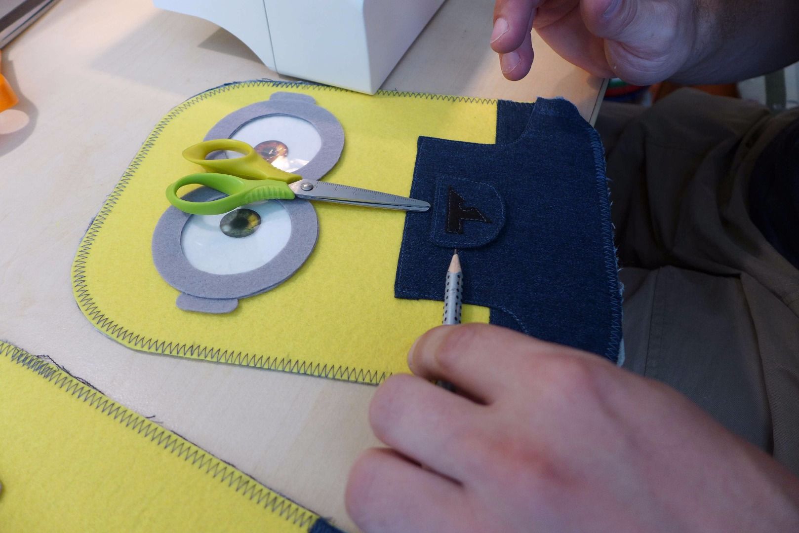 Minion Shoulder Bags : 11 Steps (with Pictures) - Instructables