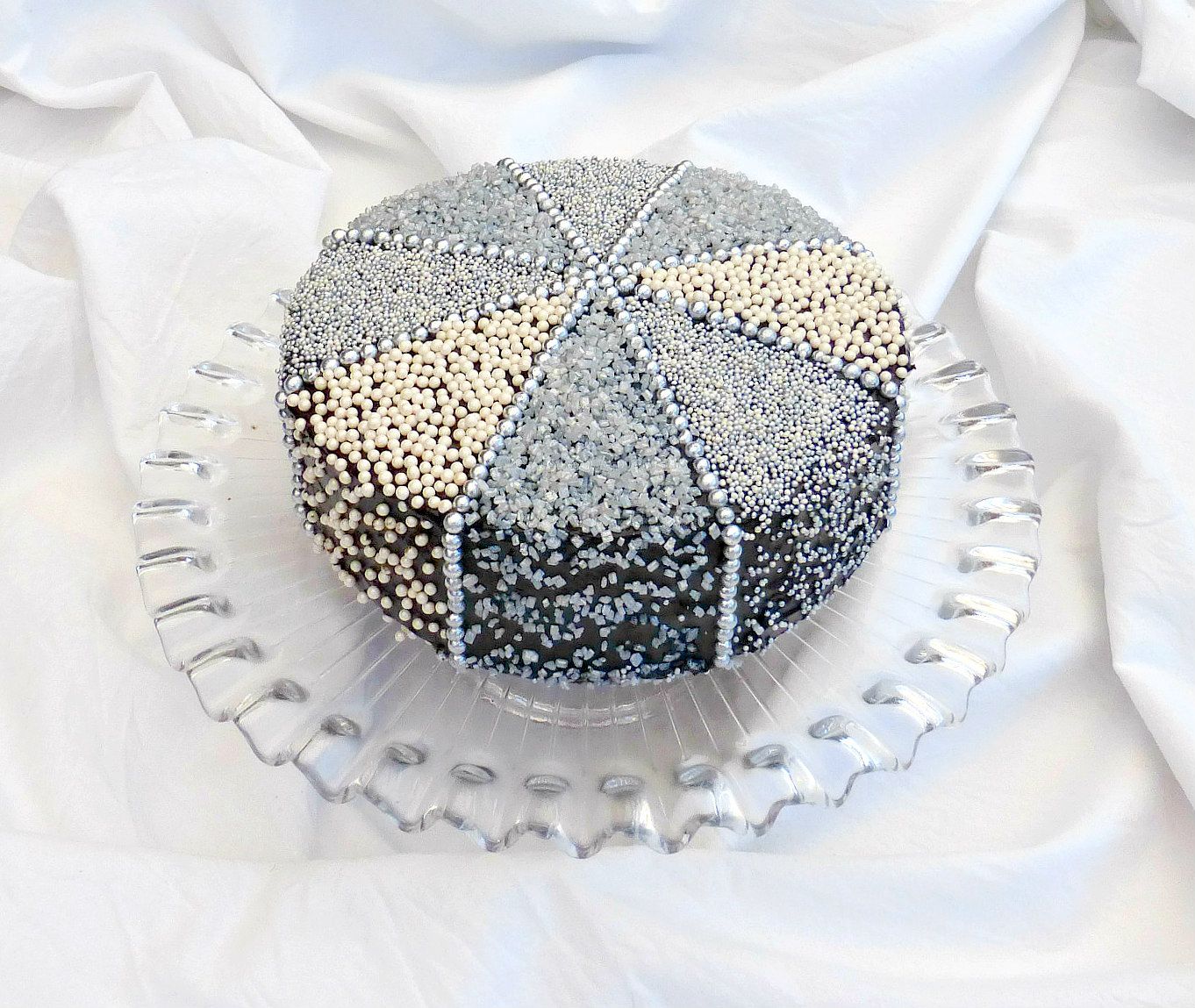 Sparkly Silver Decorated Cake : 5 Steps - Instructables