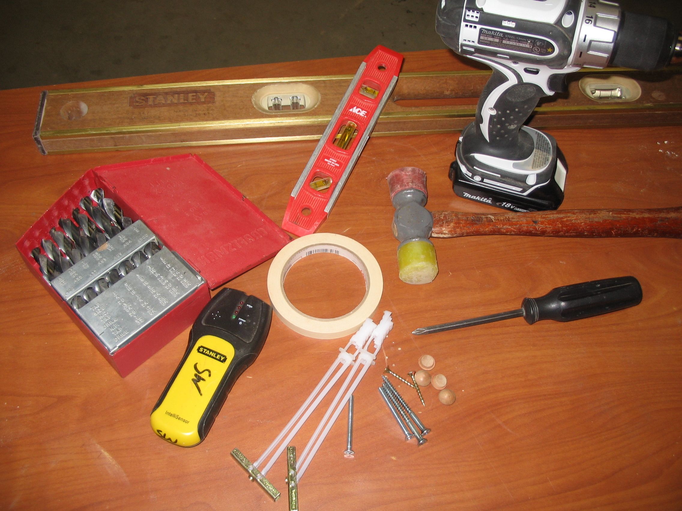 How to Mount a Shelf With Wood Shelf Brackets : 16 Steps (with Pictures ...