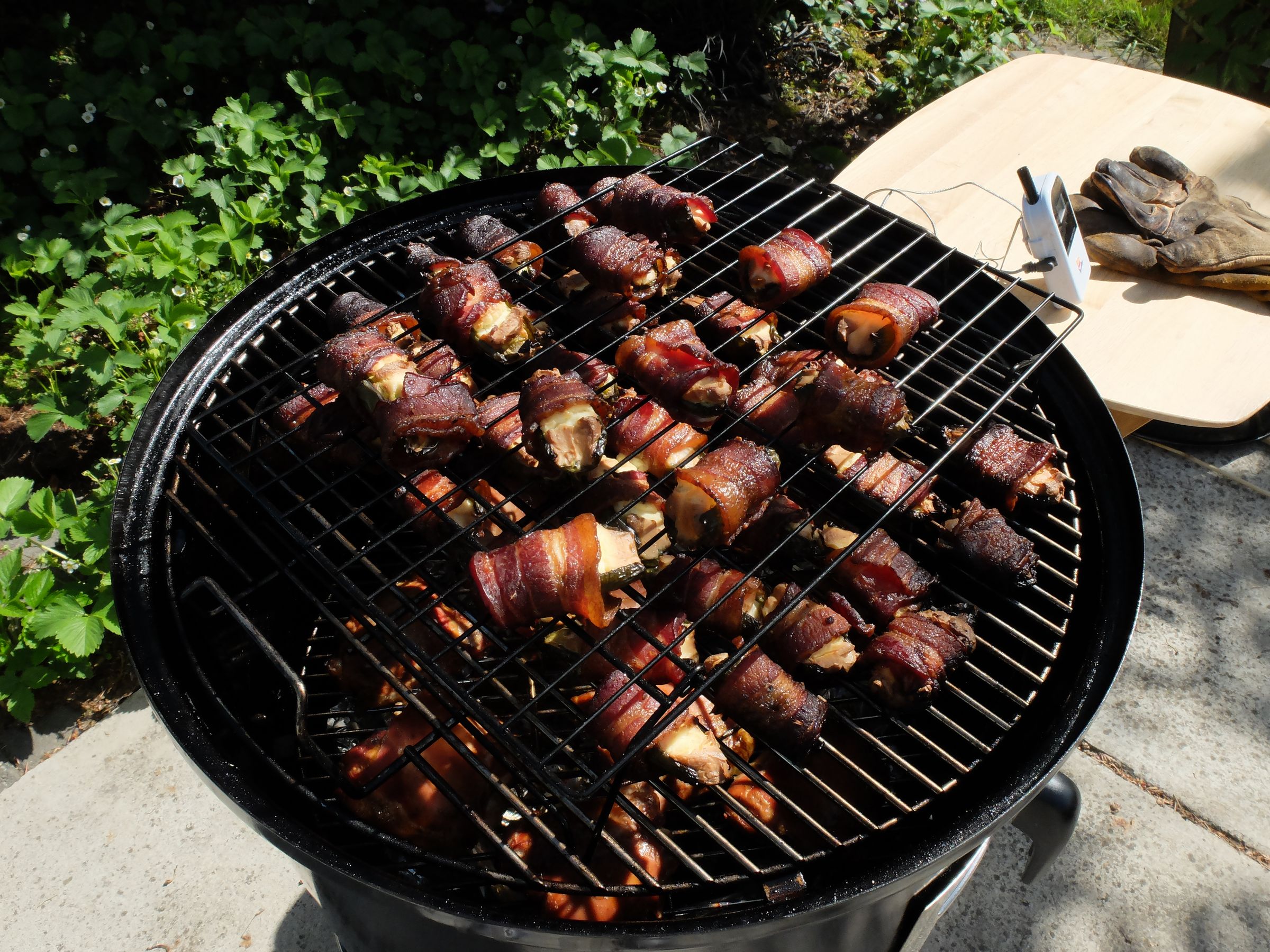 Making Smoked Jalapeño Poppers Wrapped in Bacon : 5 Steps (with ...