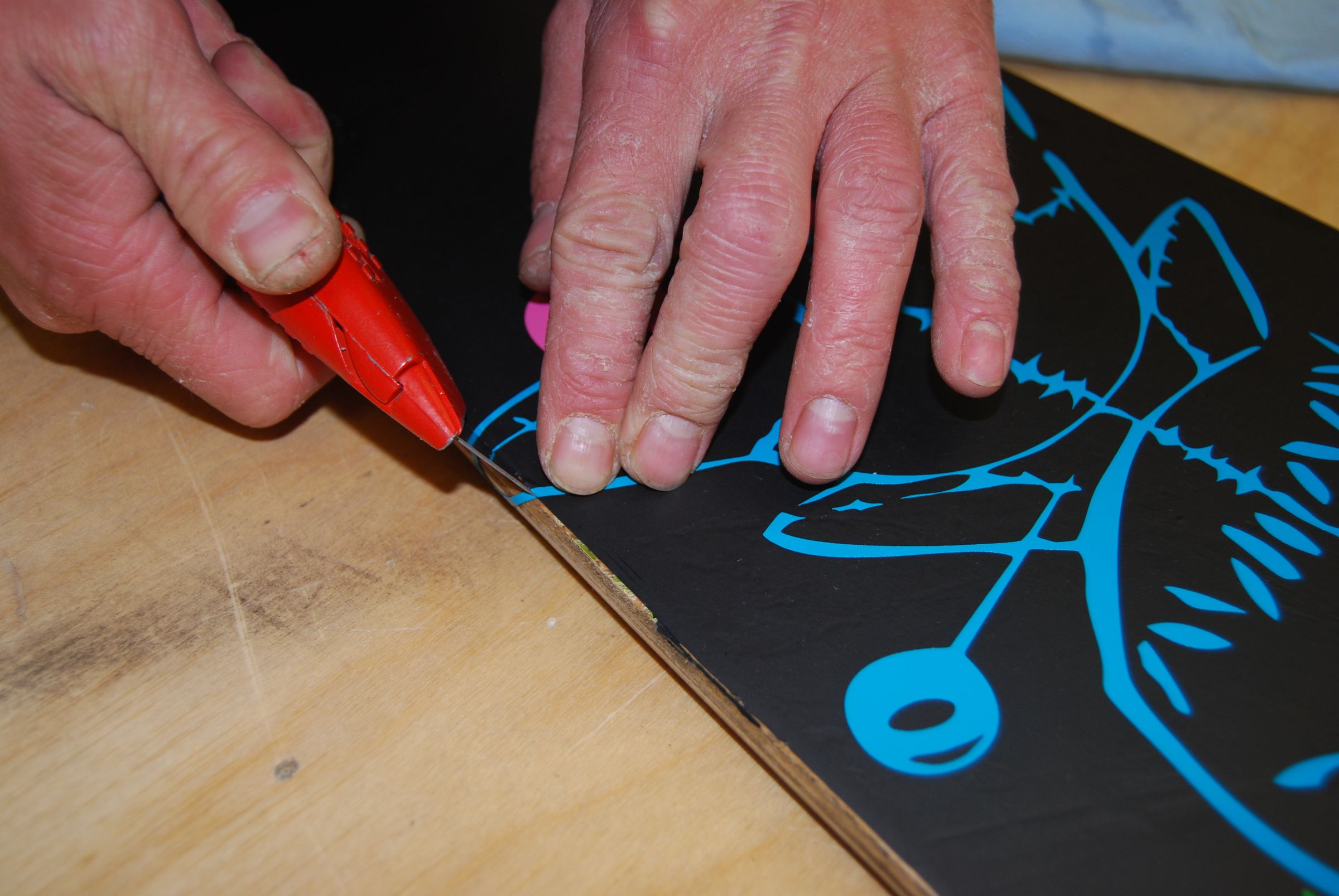 Applying Vinyl to Curved Surfaces : 4 Steps (with Pictures) - Instructables