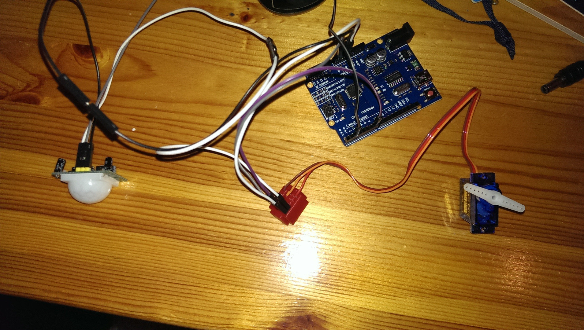 Servo PIR First Project : 4 Steps - Instructables