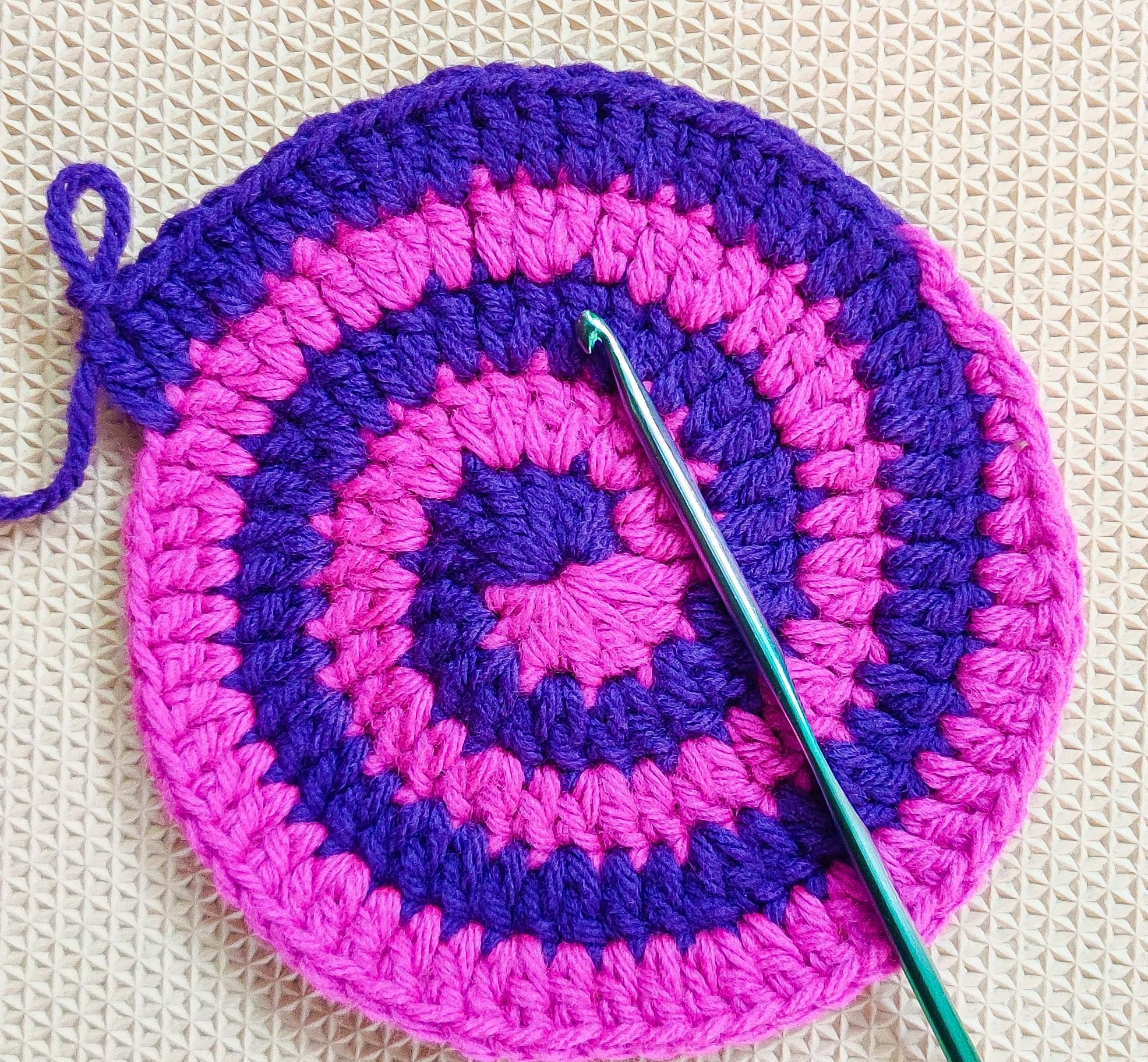 How to Make a Solid Two Color Spiral Crochet Circle : 8 Steps (with ...
