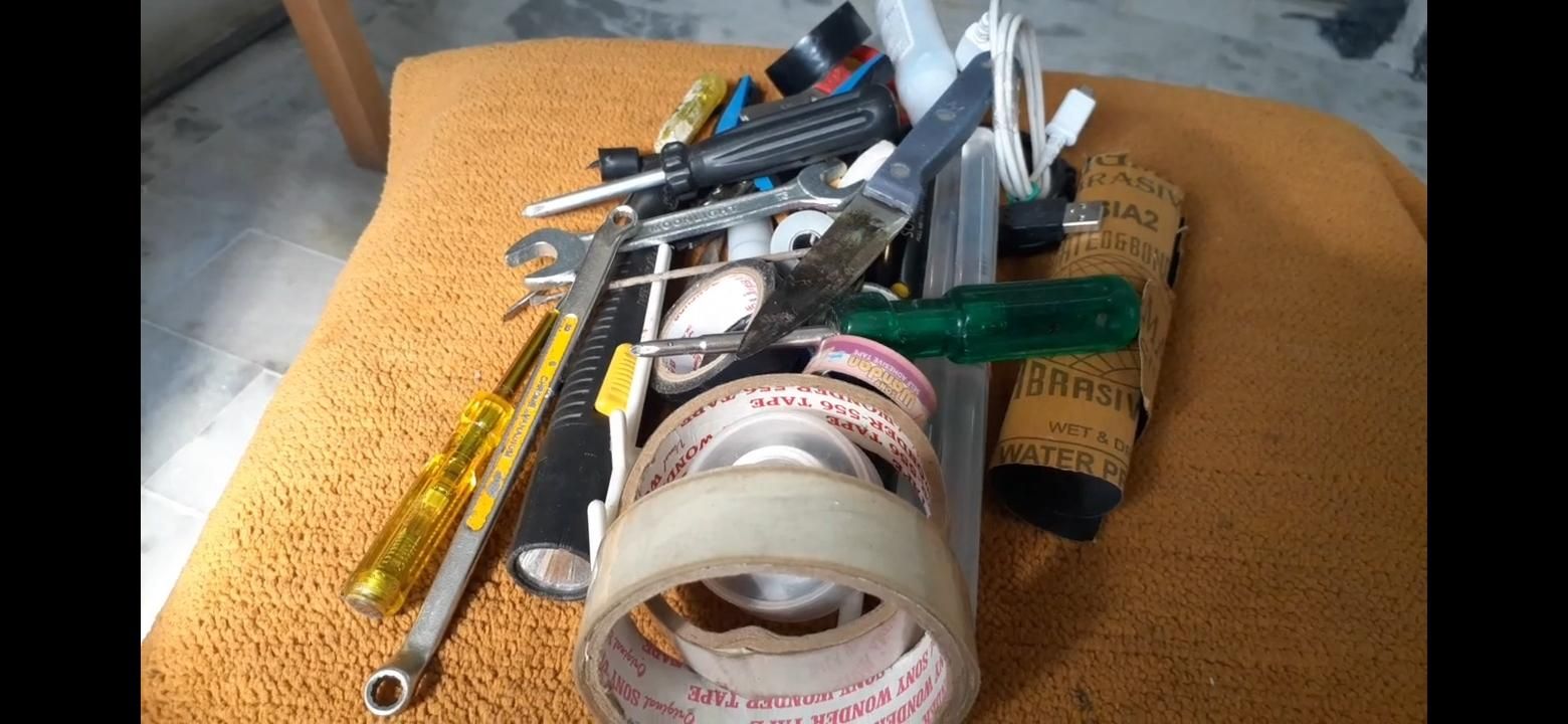 LAB BENCH TOOL HOLDER : 8 Steps - Instructables
