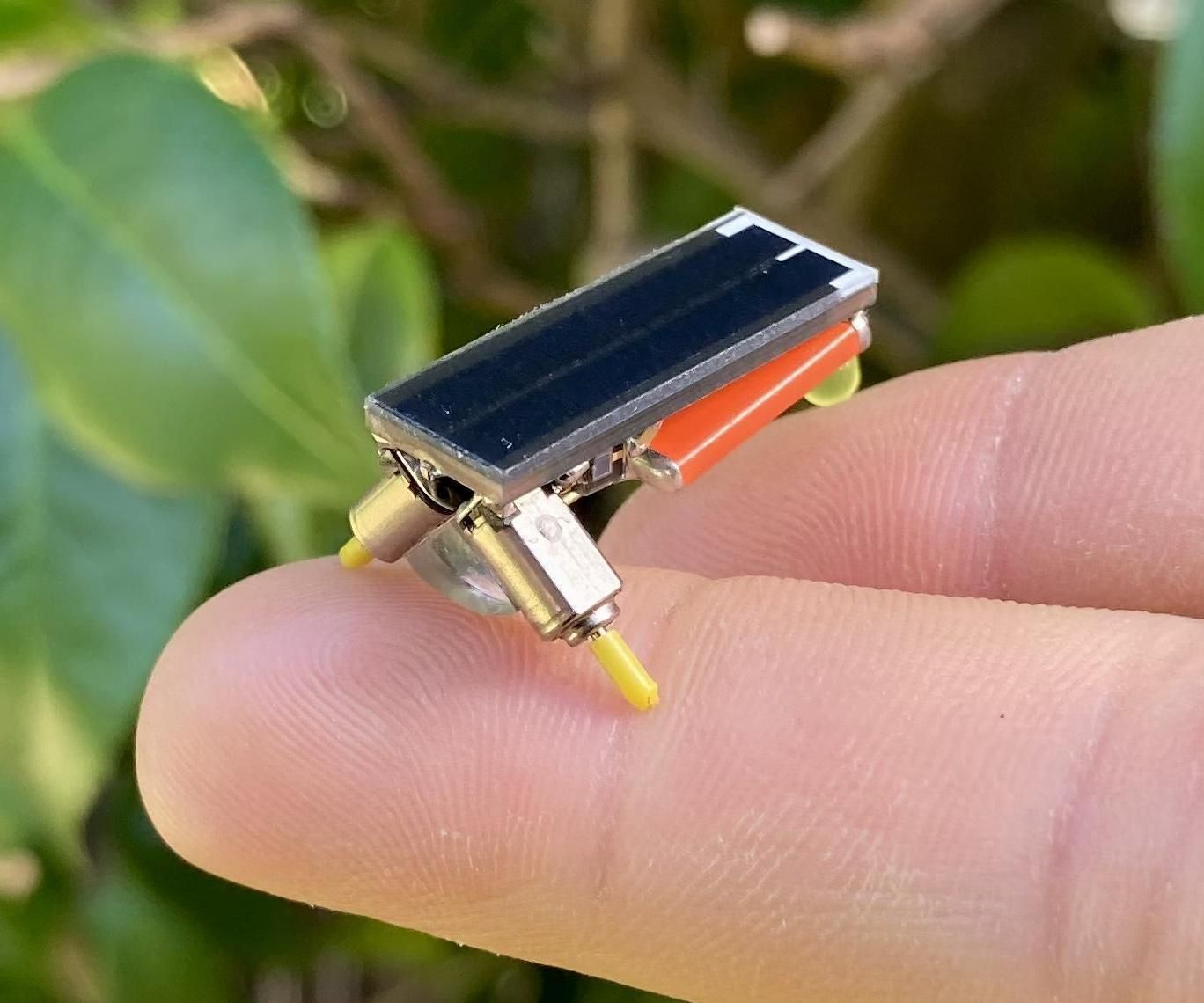 Tiny, Solar Powered, Light Seeking BEAM Bot (Mini Photopopper) : 18 ...