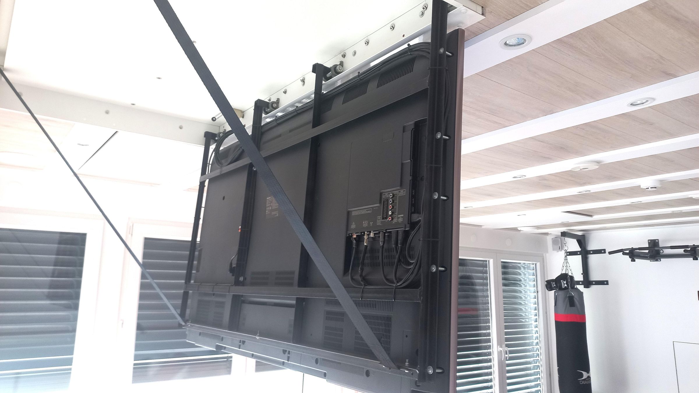 Lift Your TV With a Roller Shutter Motor and a Safety Belt : 10 Steps ...