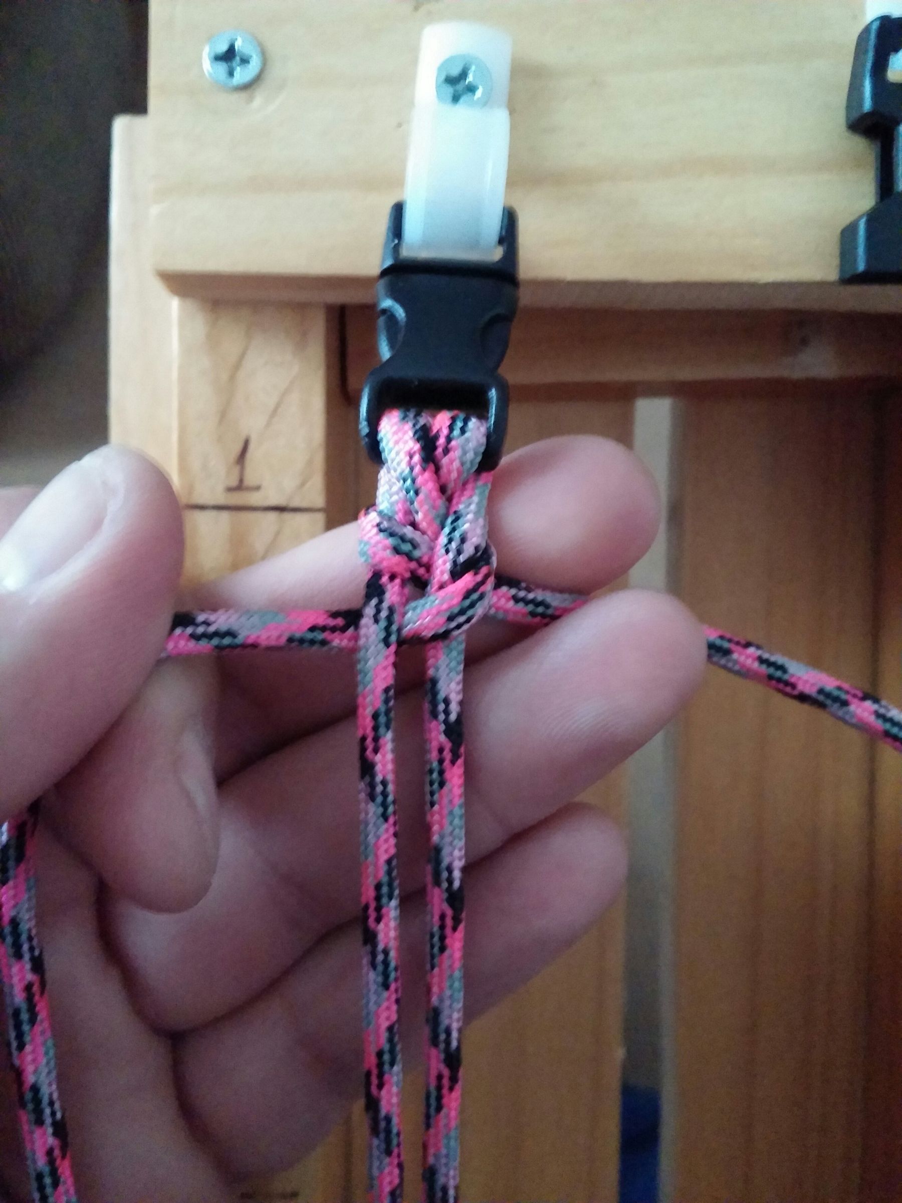 Fish Tail Paracord Bracelet : 10 Steps - Instructables