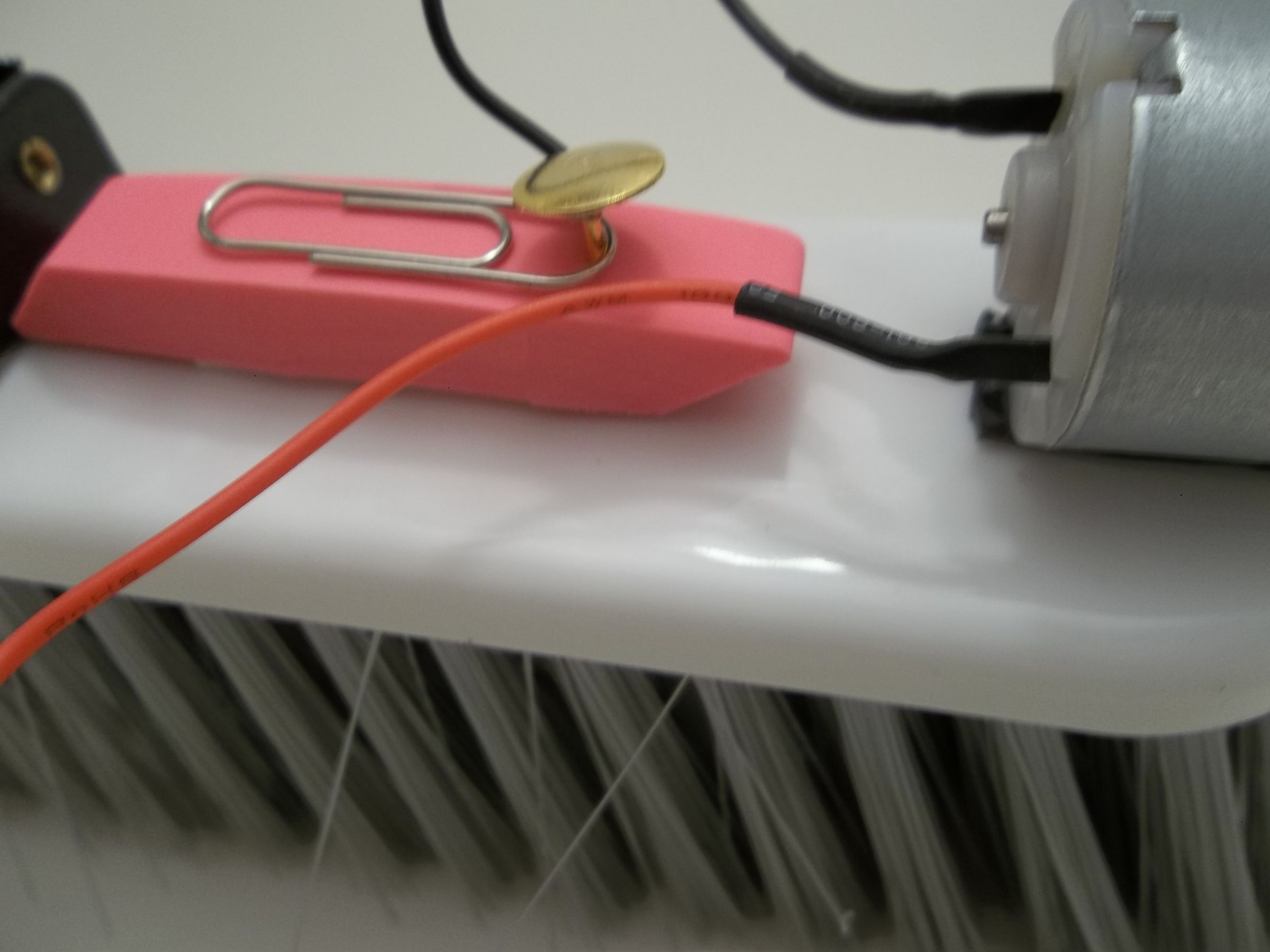 A Simple and Cheap No-Solder Bristlebot! : 9 Steps - Instructables