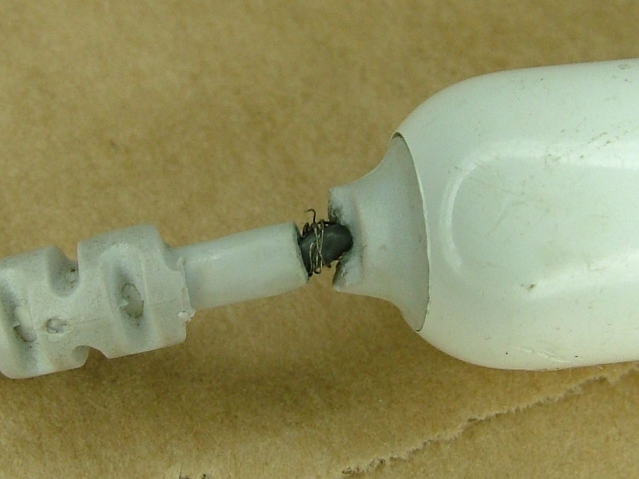 How to Repair a Broken IBook G4 Charger Plug Cord : 6 Steps - Instructables