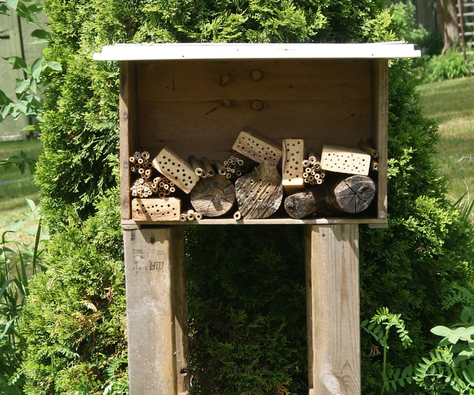 Rustic Bee Hotel : 10 Steps - Instructables