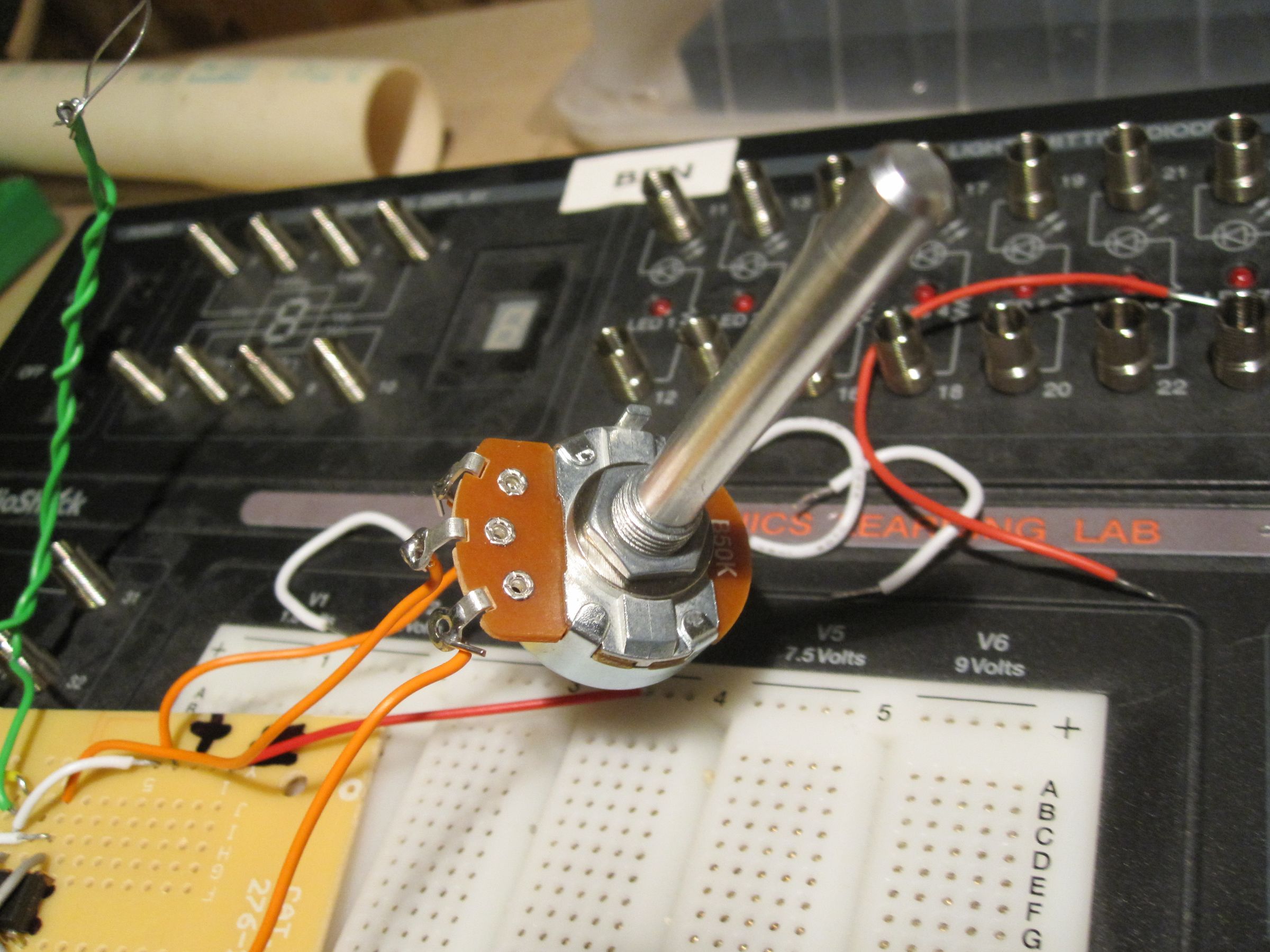 Simple Light Seeking Robot With 555 Timing IC : 10 Steps (with Pictures) - Instructables