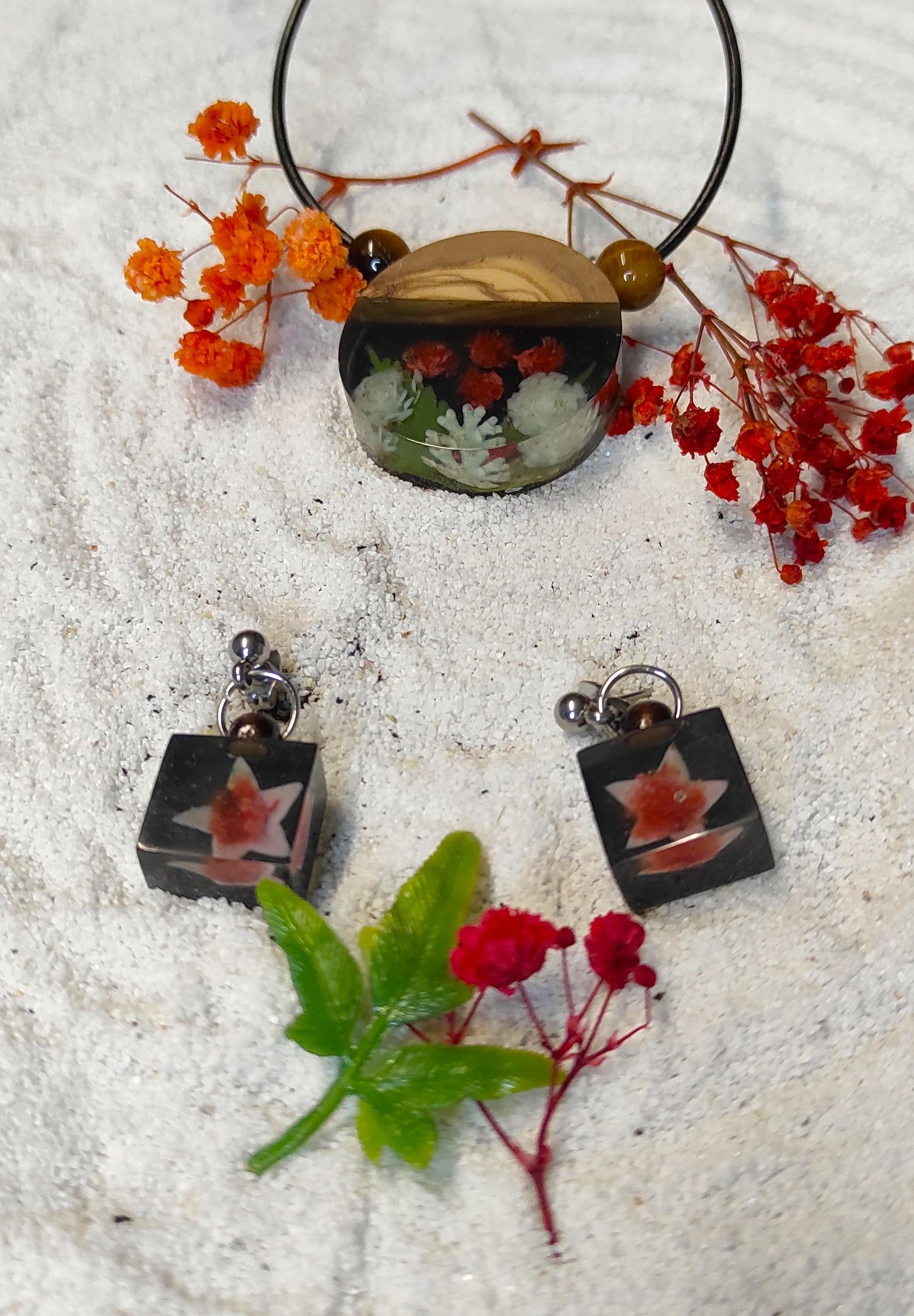 Jewelry Made of Epoxy Resin and Dried Flowers : 8 Steps (with Pictures ...