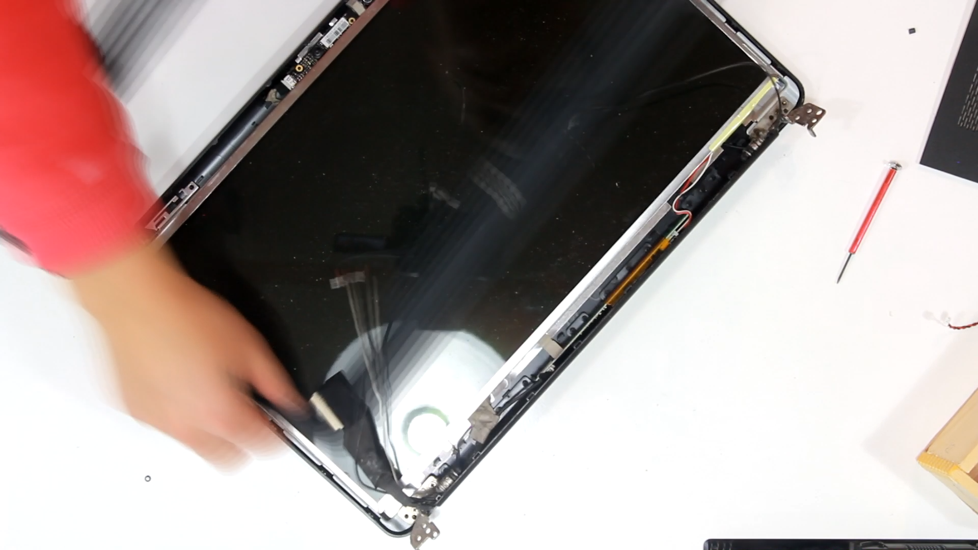 How to Remove the Screen From a Laptop : 5 Steps - Instructables