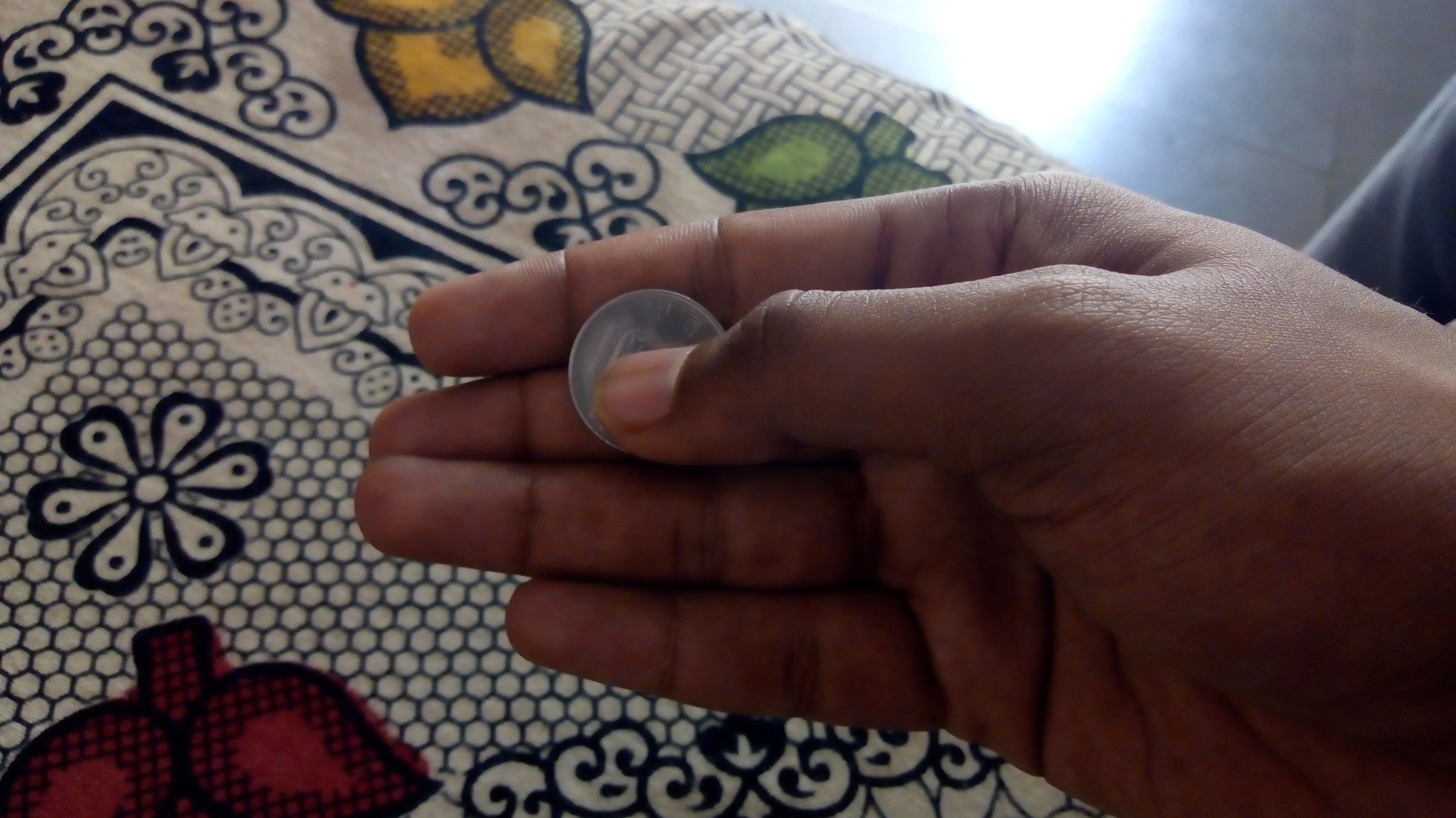 Rolling Coin Across Your Fingers! Coin Trick : 5 Steps - Instructables
