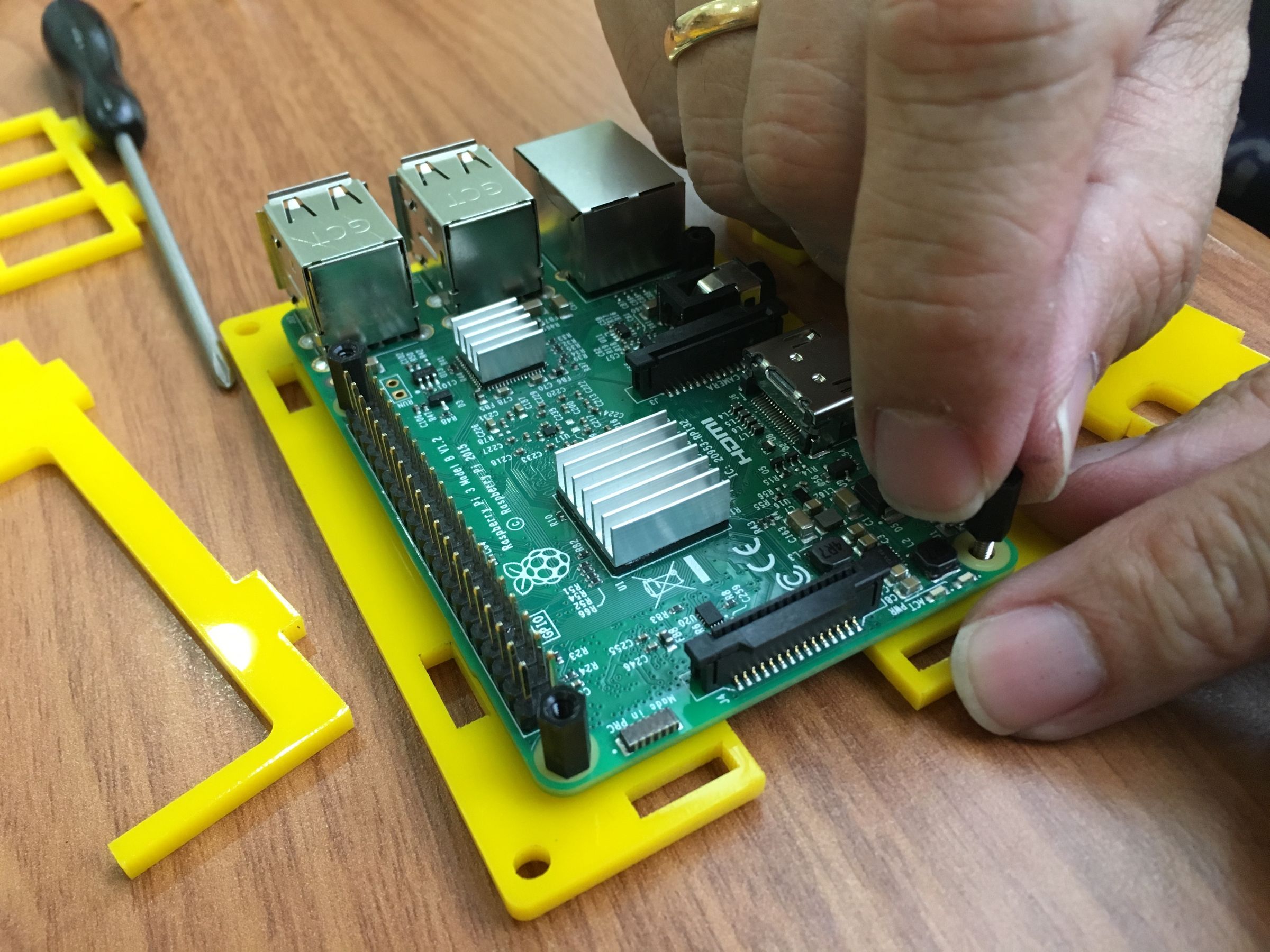 Samytronix Pi: DIY Raspberry Pi Desktop Computer (with Accessible GPIO ...