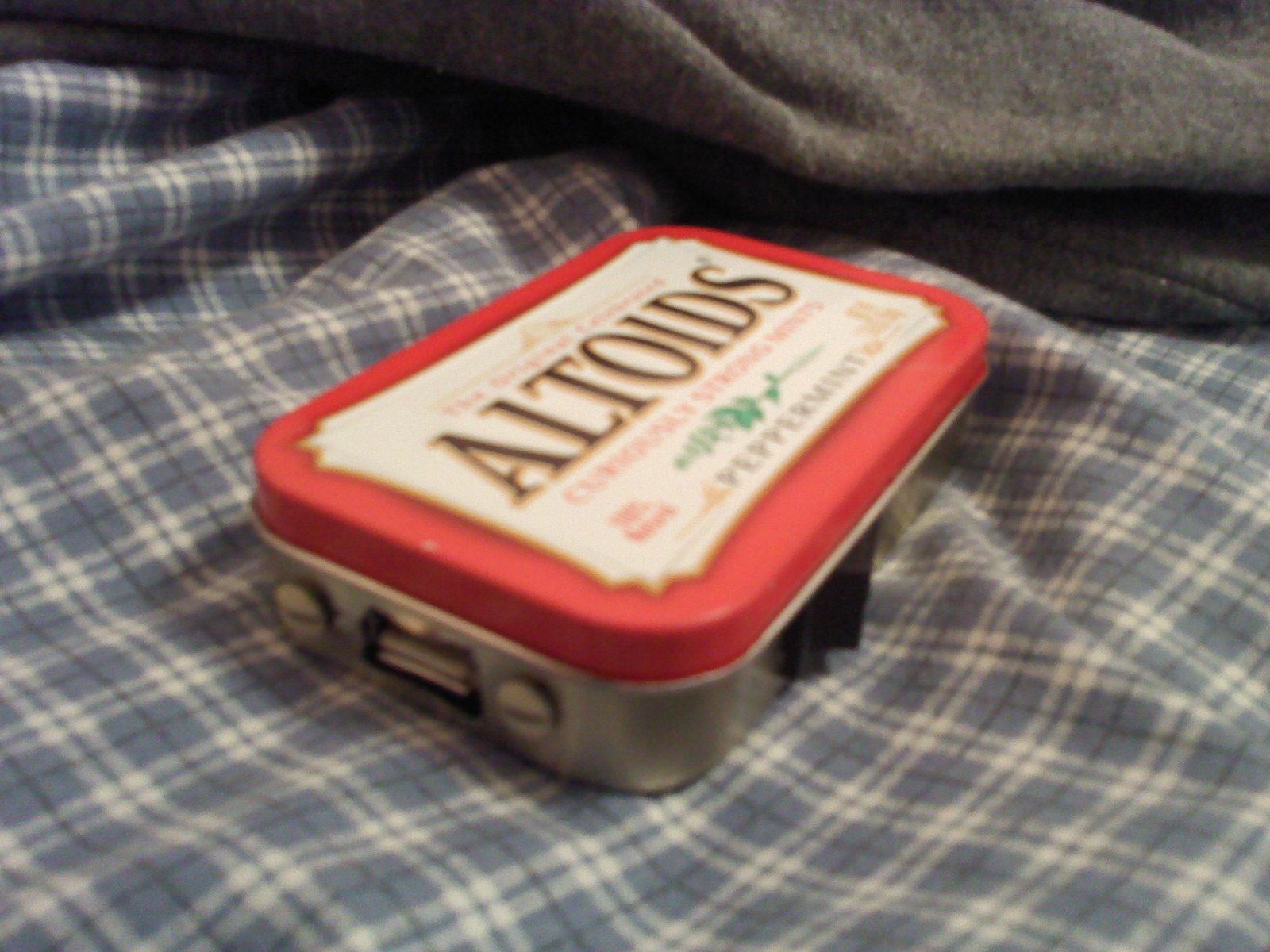 Simple 9v Usb Charger in an Altoids Tin : 4 Steps - Instructables