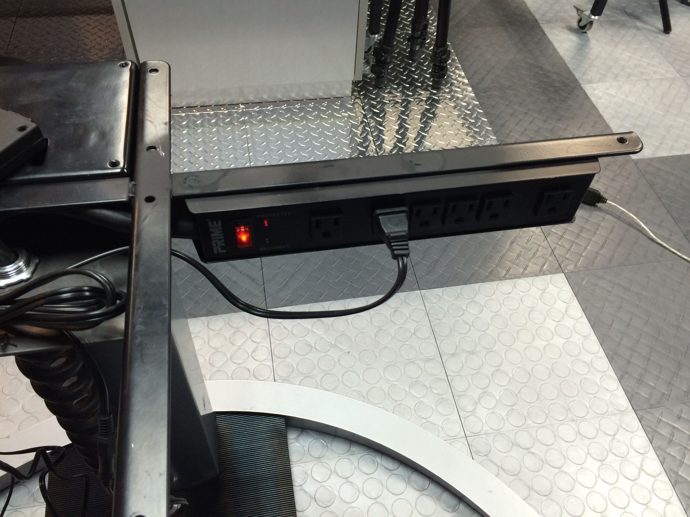 Adjustable Height (Sit / Stand) Desk Power Cord Hack : 4 Steps ...