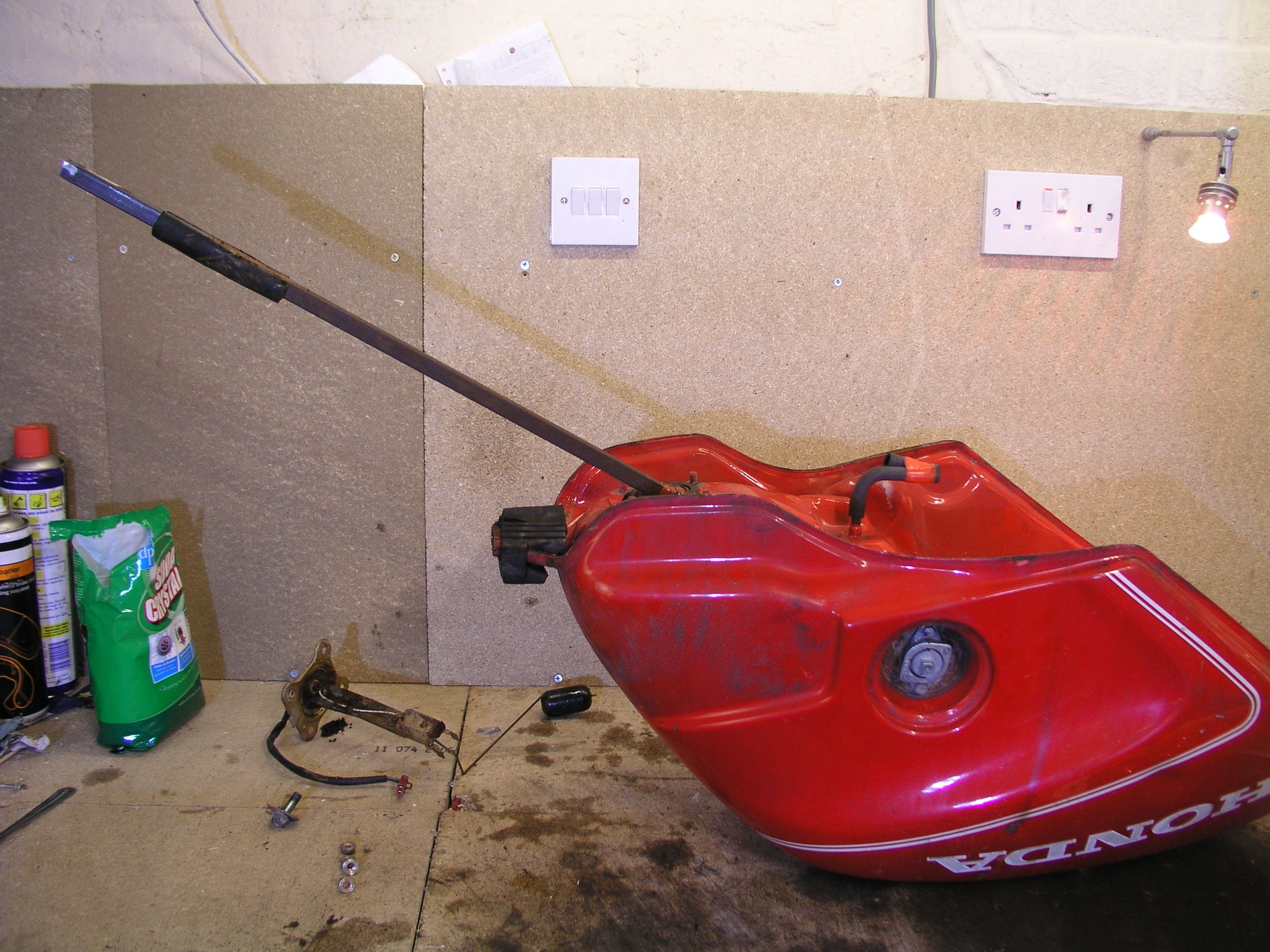 Electrolysis Rust Removal - Motorbike Fuel Tank : 6 Steps (with ...