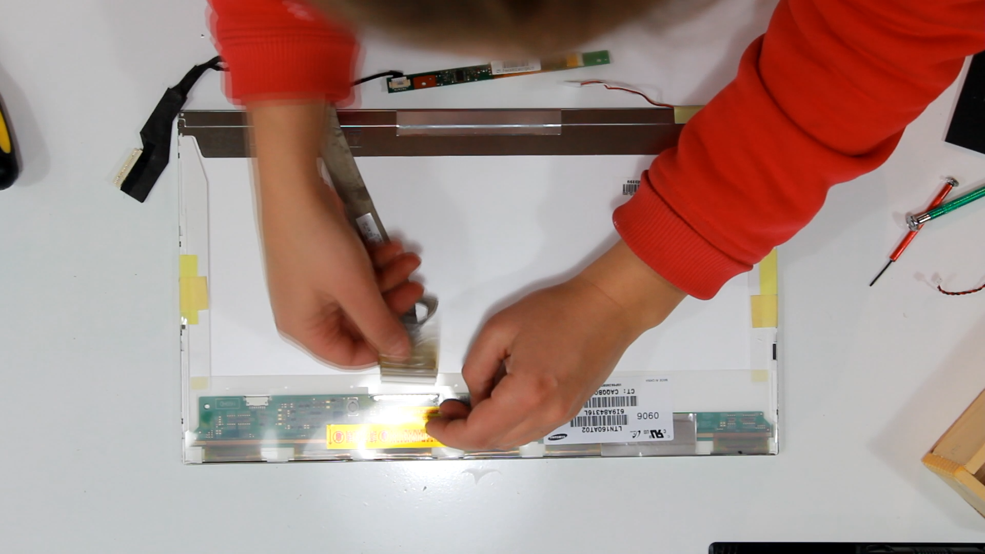 How to Remove the Screen From a Laptop : 5 Steps - Instructables