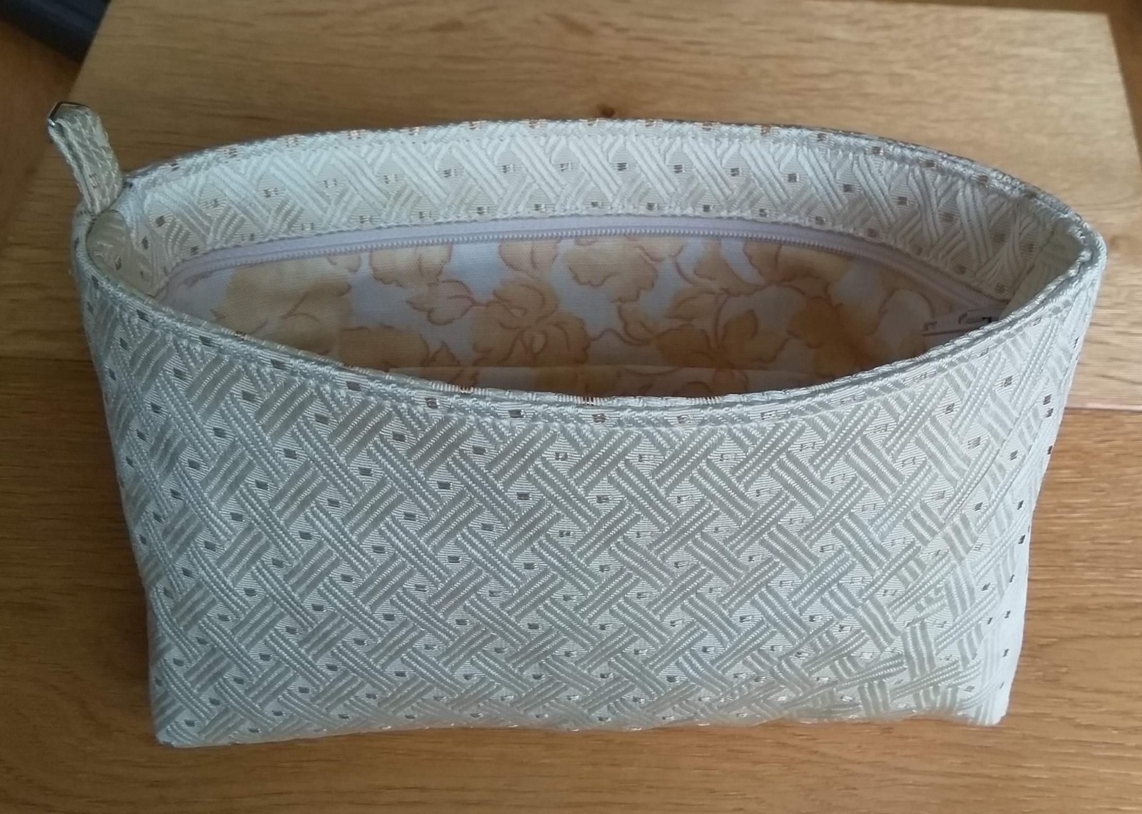 Pleated Clutch Bag / Purse With Concealed Zip : 7 Steps (with Pictures ...