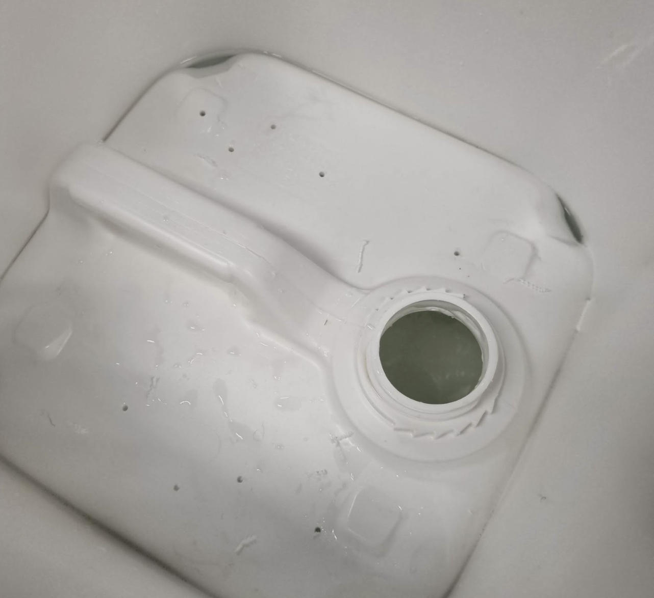 How to Make a Self Watering Planter Box Out of a Dish Wash Liquid Tub ...