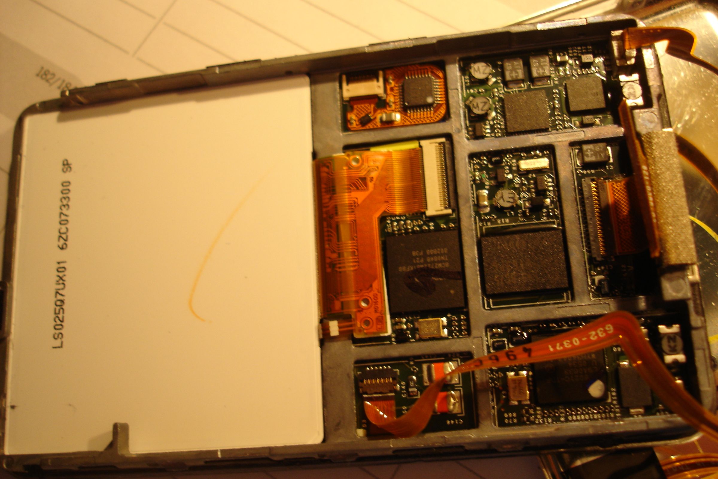 Opening the New Ipod Classic 80Gig : 4 Steps - Instructables