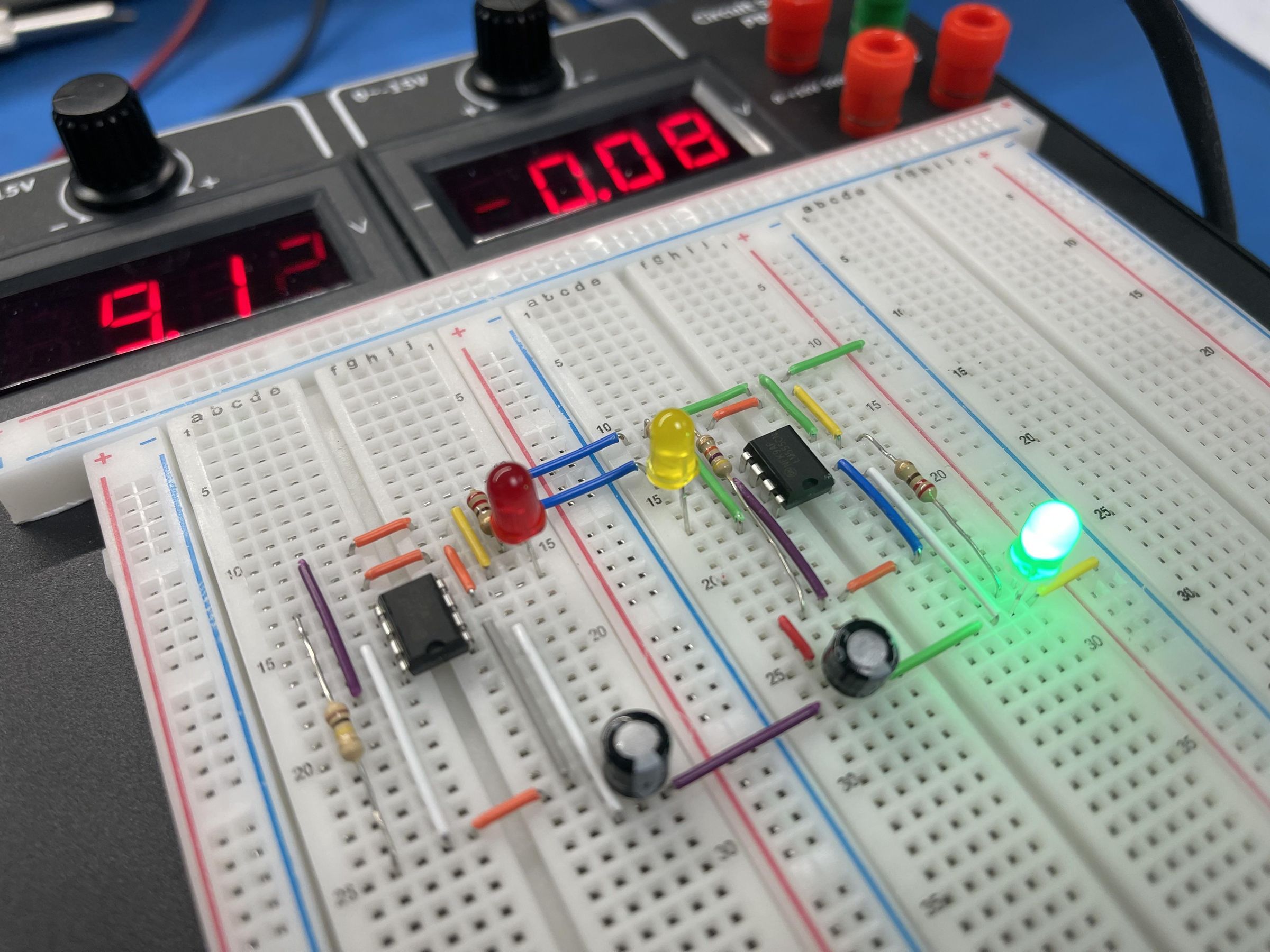 Traffic Lights Circuit Without a Micro Controller : 5 Steps (with ...
