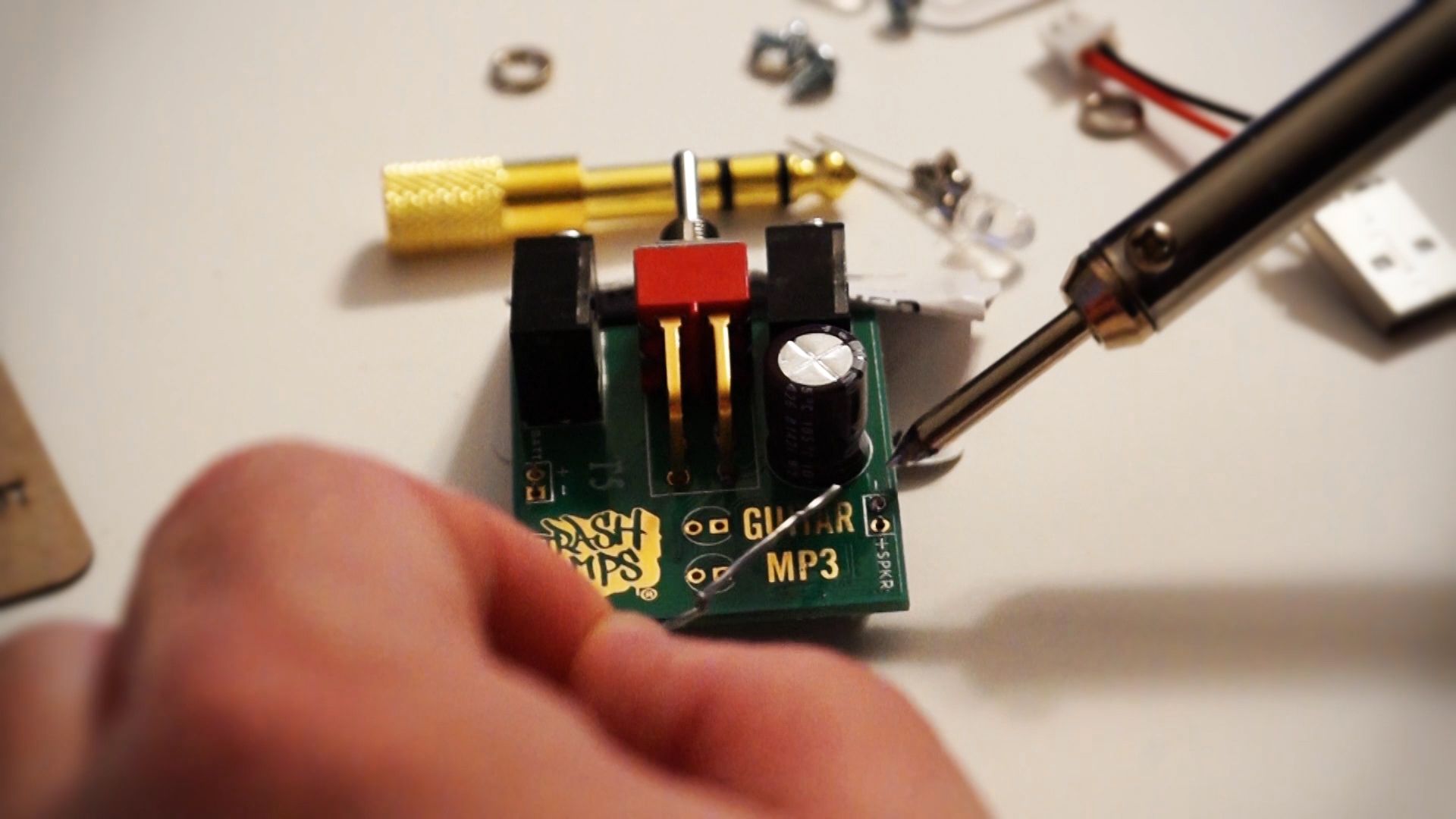 Make a Guitar/MP3 Player Amplifier From a TRASH AMPS Kit : 5 Steps ...
