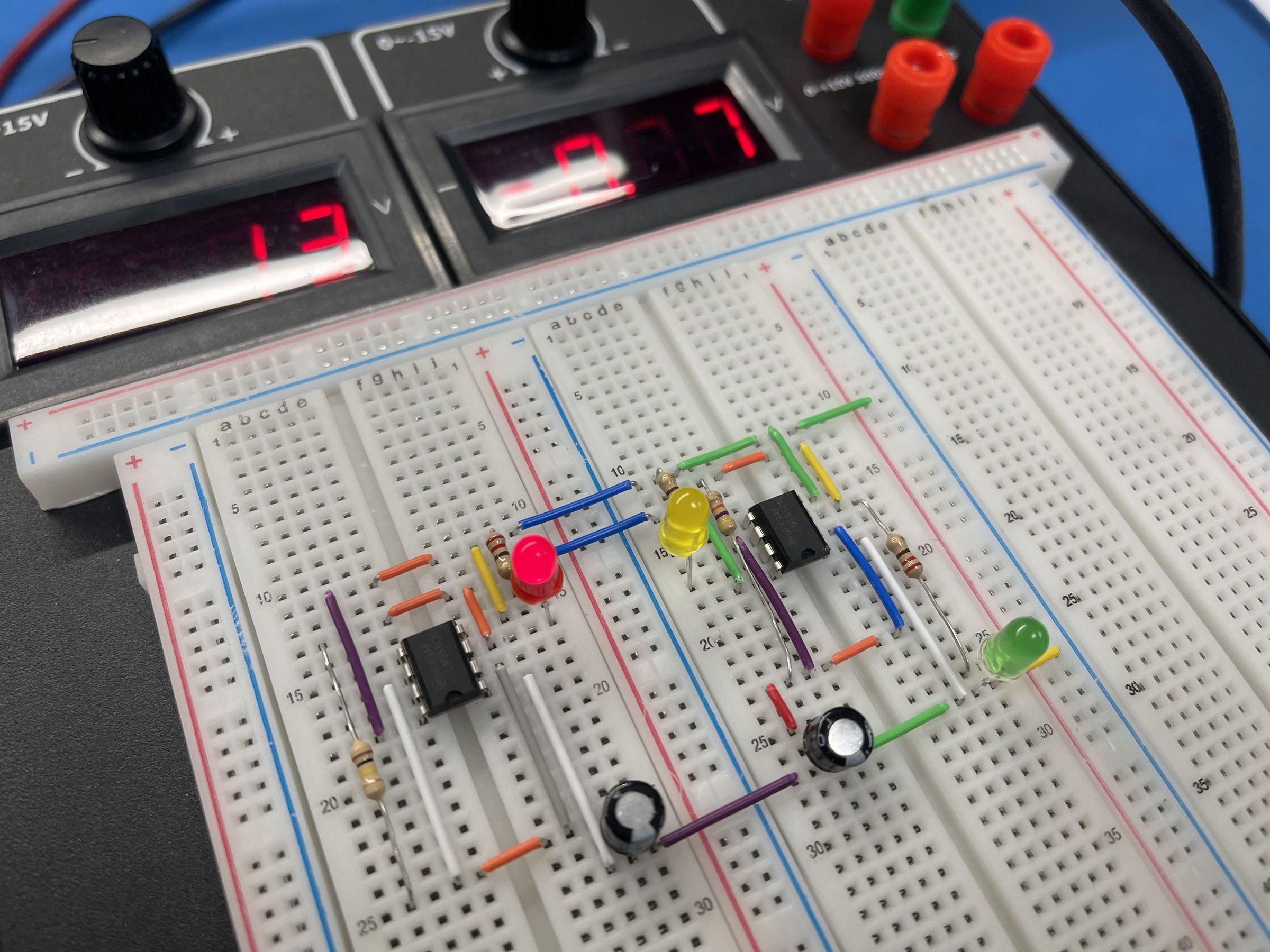 Traffic Lights Circuit Without a Micro Controller : 5 Steps (with ...