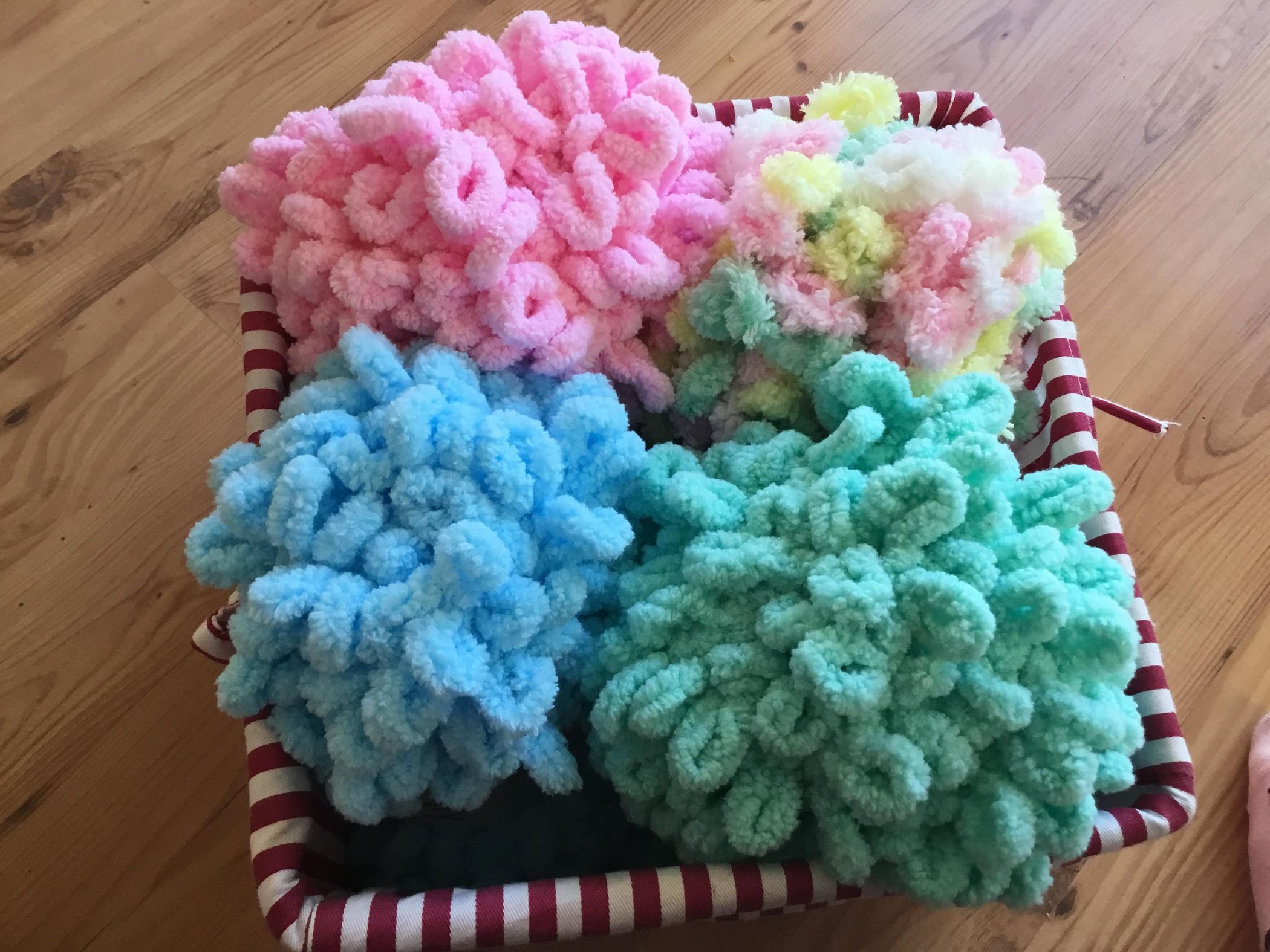 Finger-Knitting Scarves : 3 Steps - Instructables