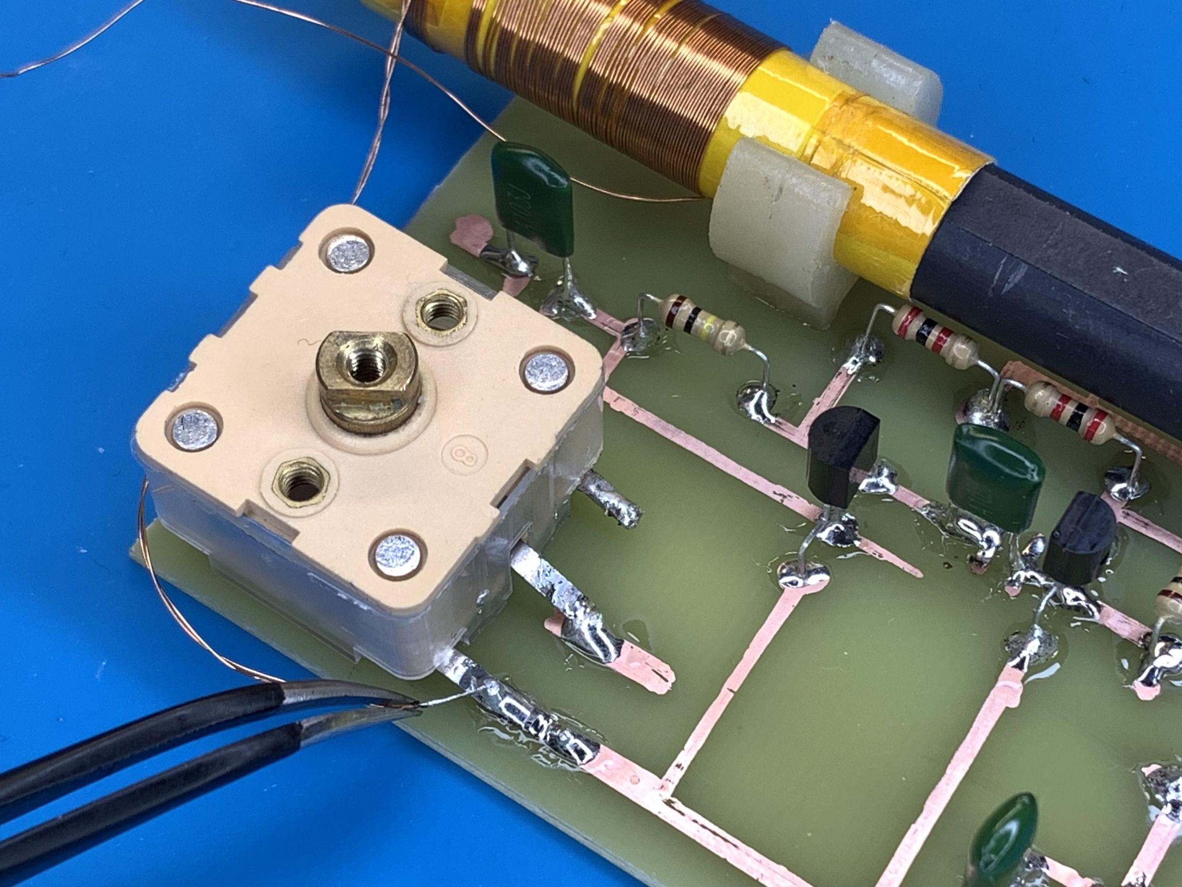 Make a Simple AM Radio : 4 Steps - Instructables