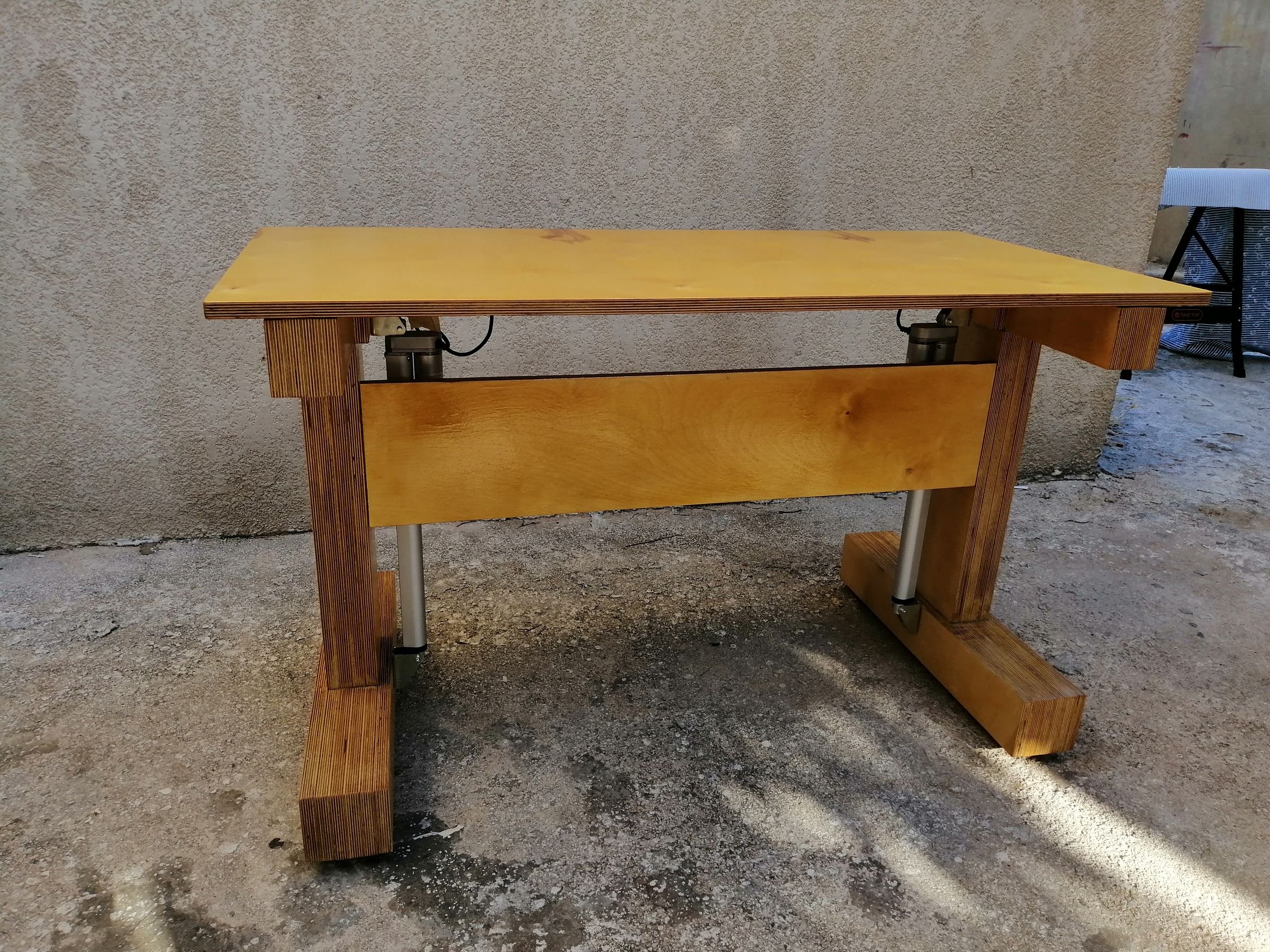 DIY Standing Desk : 8 Steps - Instructables