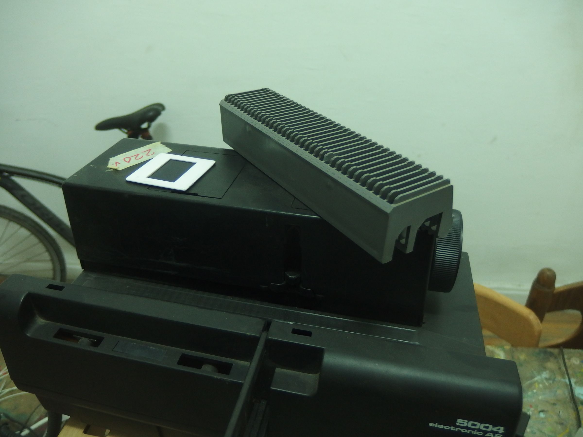 Convert a 40 Years Old DIA Slide Projector to a Decent DIY Projector ...